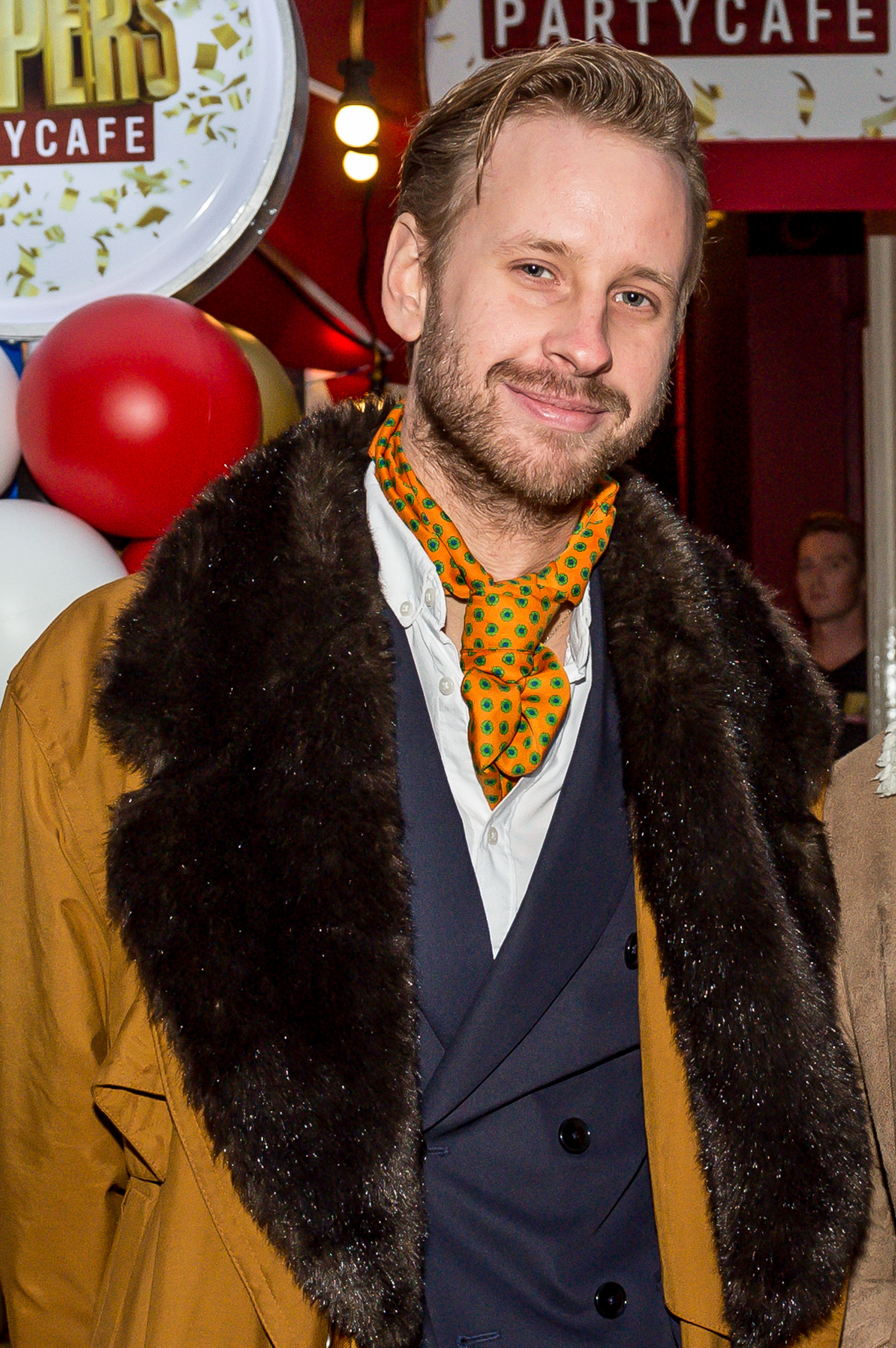 Waarom de mannensjaal juist nu een comeback maakt | de Volkskrant