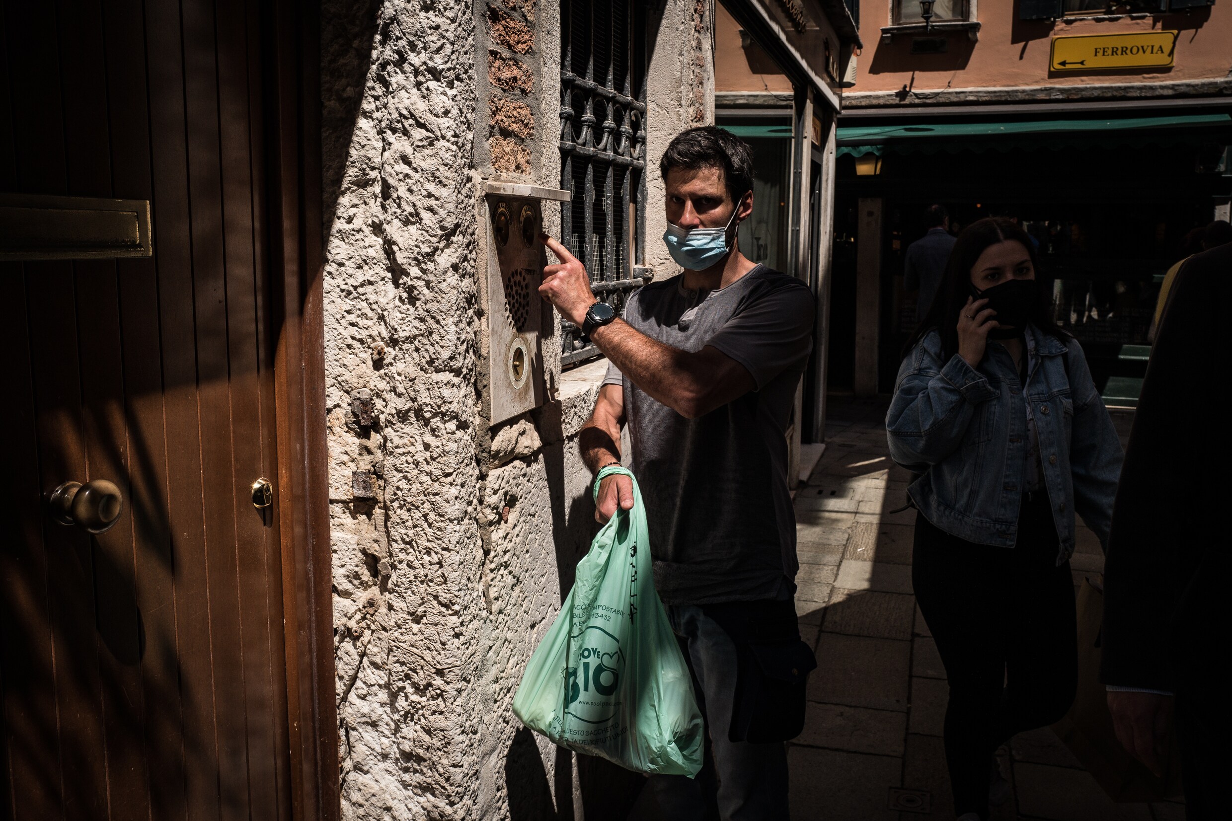 Venetië haalt adem zonder toeristen, de varende bioboer is blij, maar ...