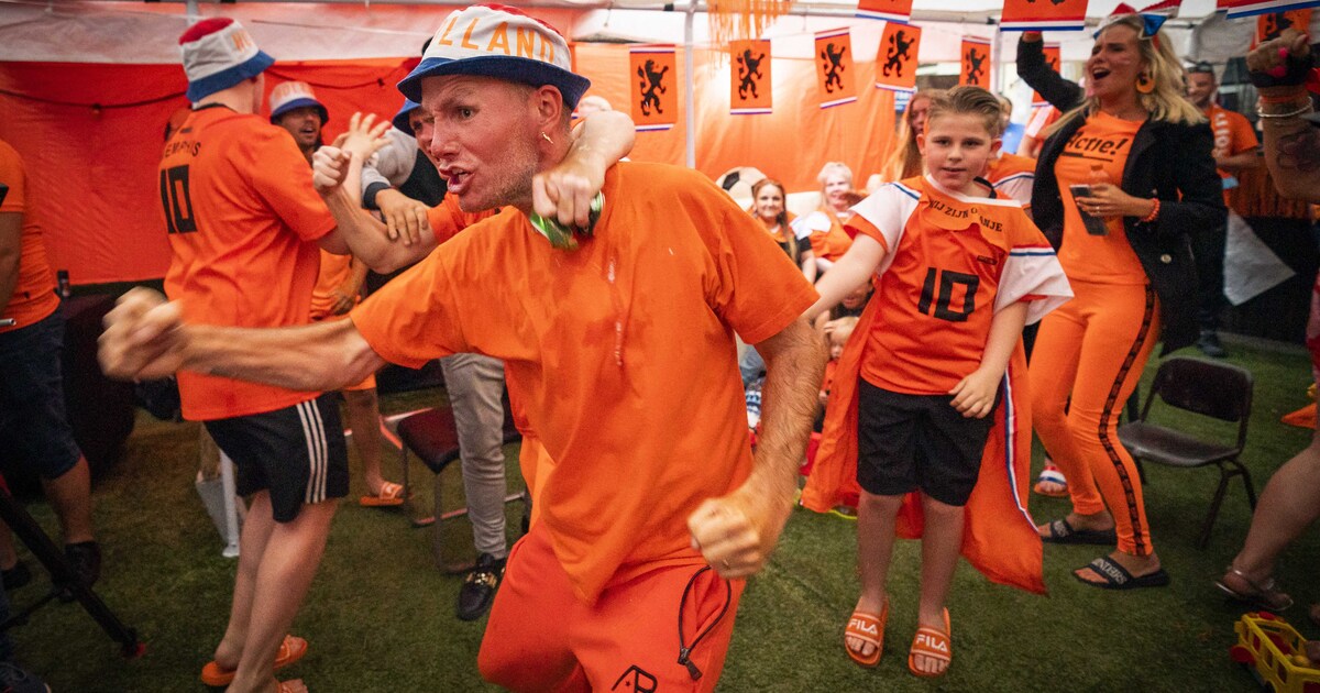 Waarom de buren bij de winnende goal van Dumfries al eerder begonnen te ...