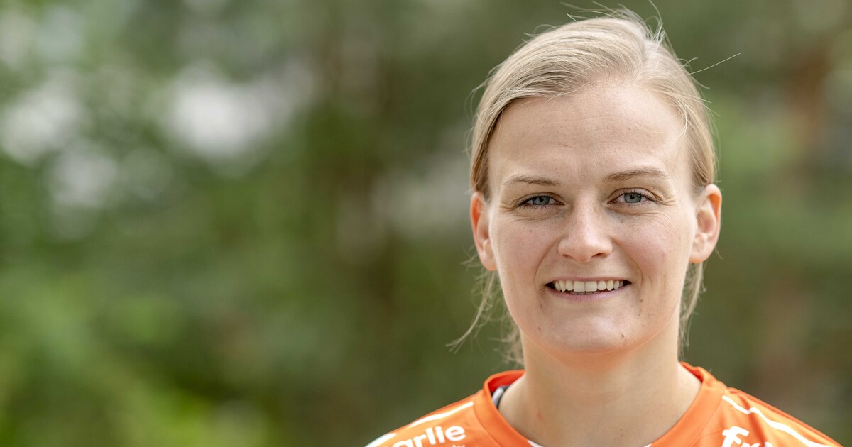 Niemand kent bondsbalcoach Mayonnade beter dan handbalster Debbie Bont ...