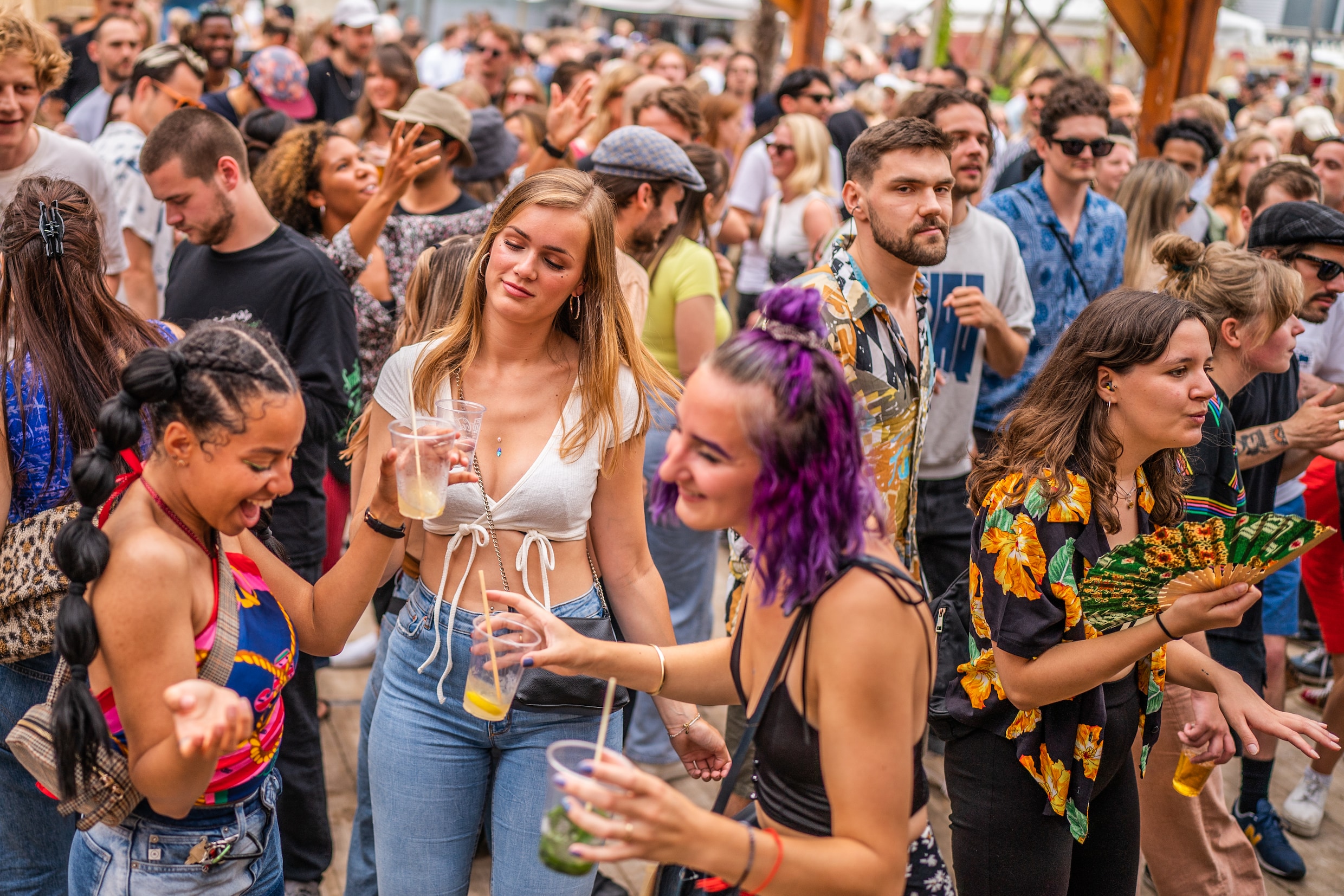 Kabinet grijpt vrijdag mogelijk in na nieuwe stijging; overweegt ...