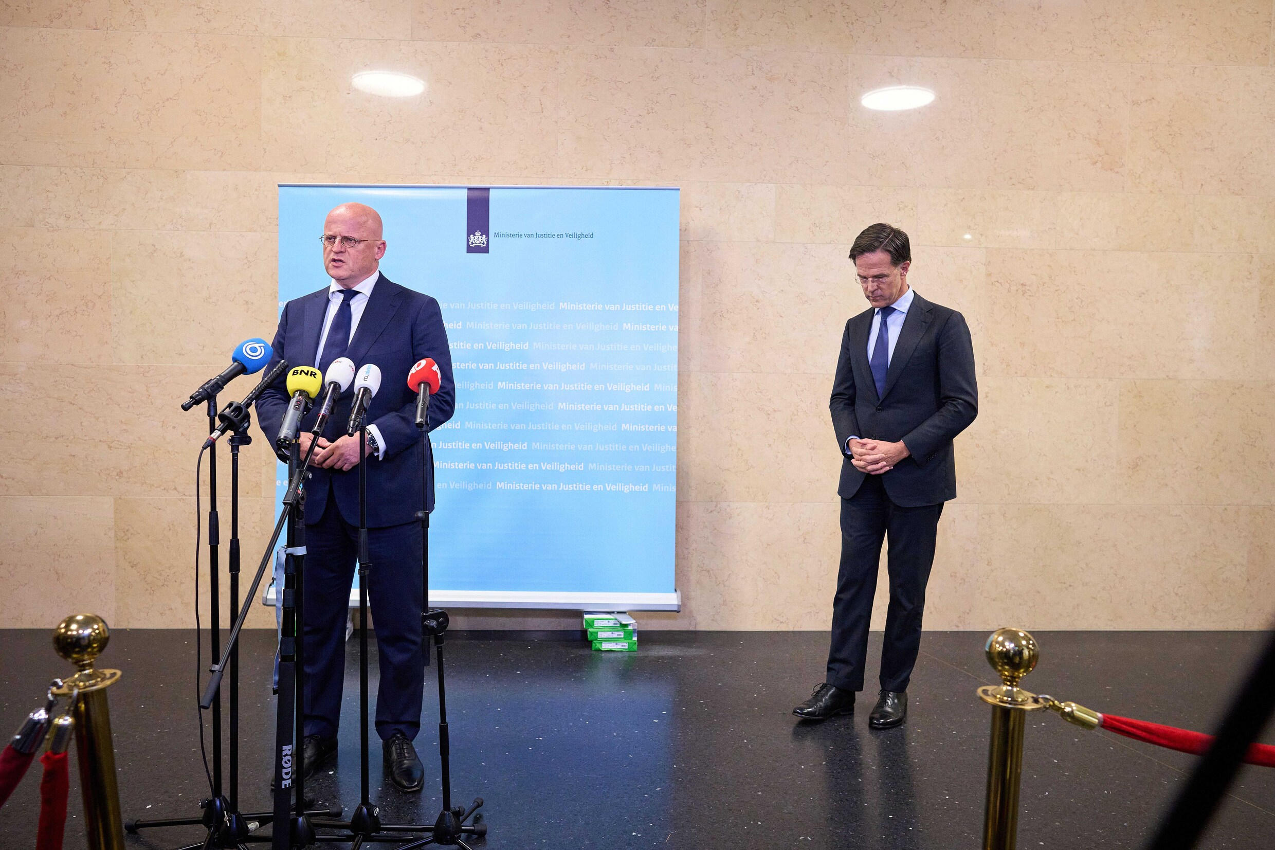 Aanslag op Peter R. de Vries trekt wereldwijd aandacht: ‘Hij kan het ...