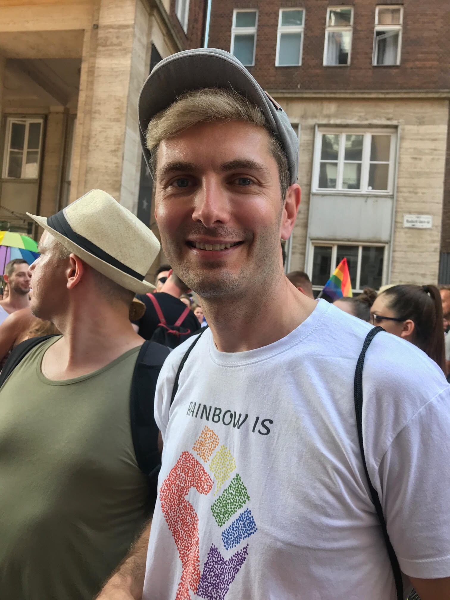Ook al kijkt Viktor mee, op de pride in Boedapest glimmen ze van trots ...