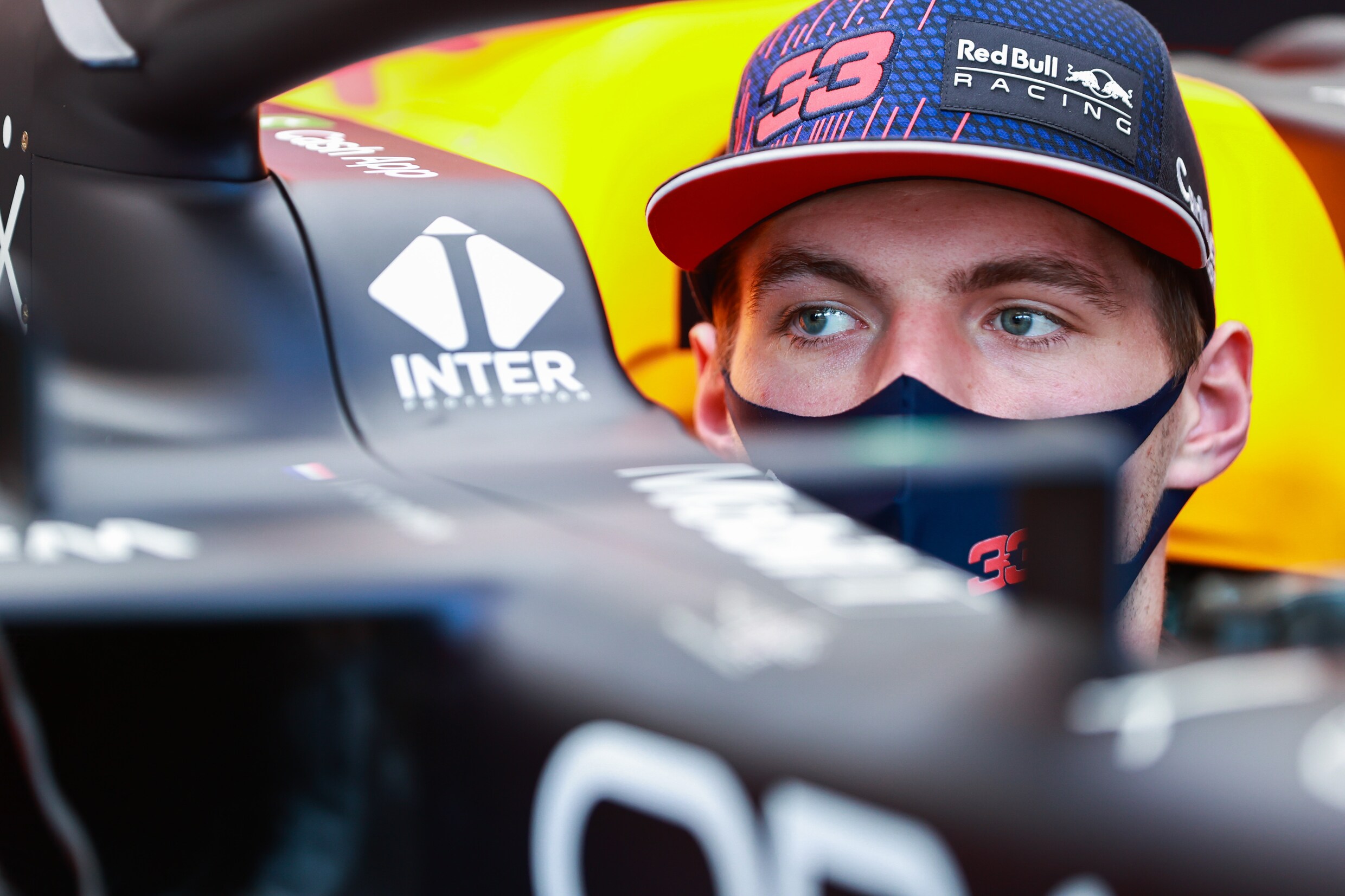 Twee weken na hun aanvaring staan Verstappen en Hamilton nog altijd lijnrecht tegenover elkaar ...