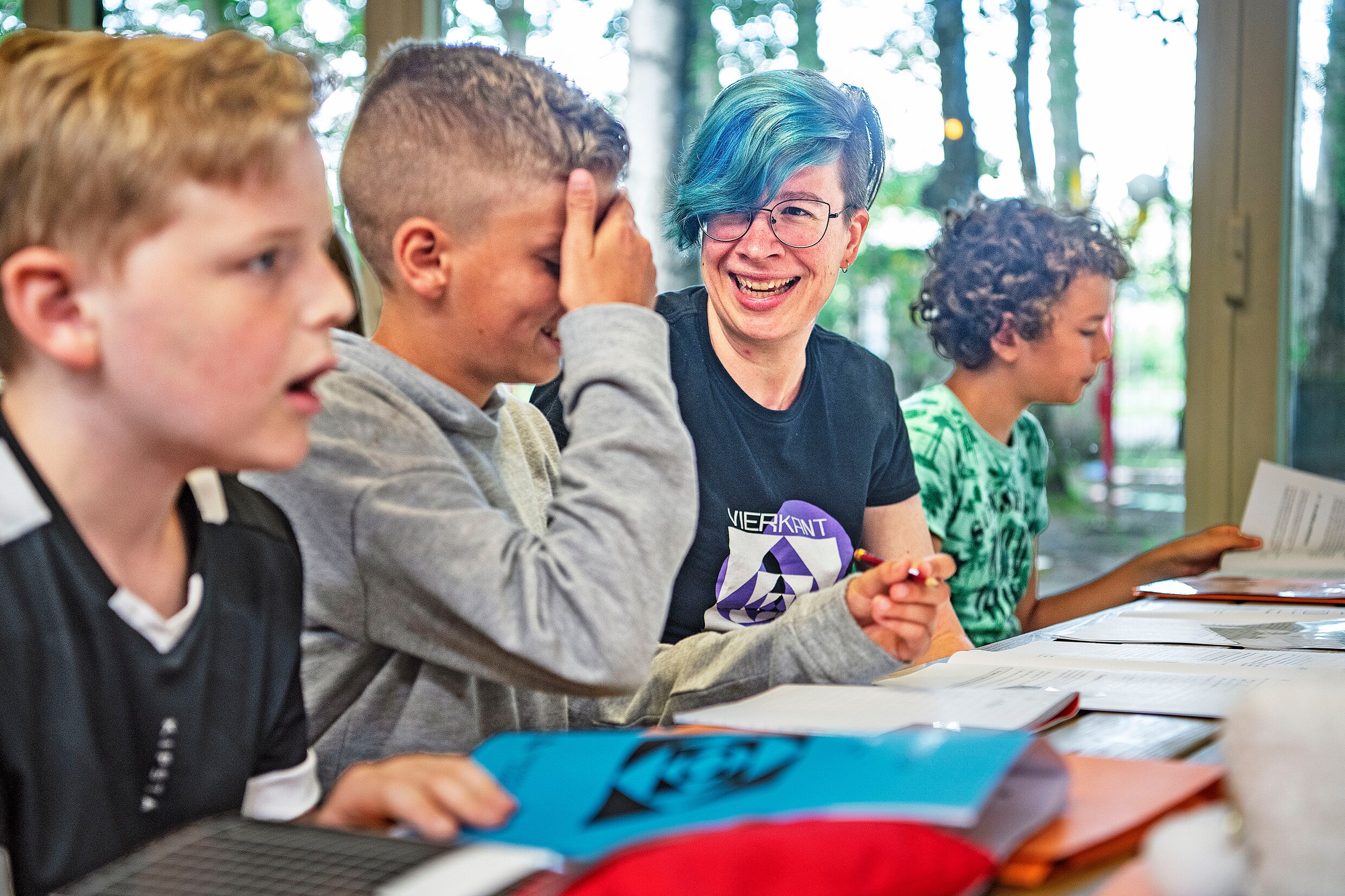 Vrijwilliger Liesbeth zit tussen de ‘heerlijke rotjochies’ van ...