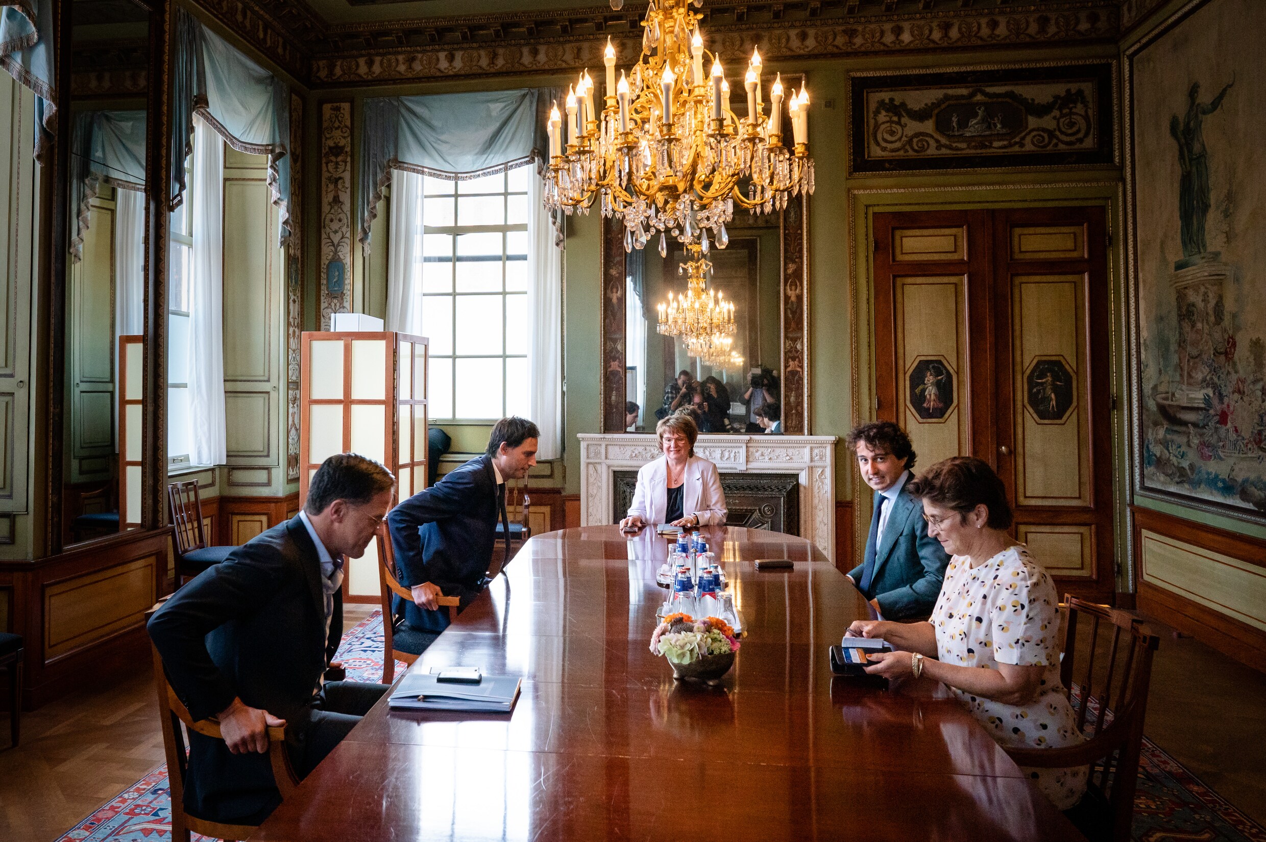 In twintig seconden leggen fotografen vast waar politici vijf maanden ...