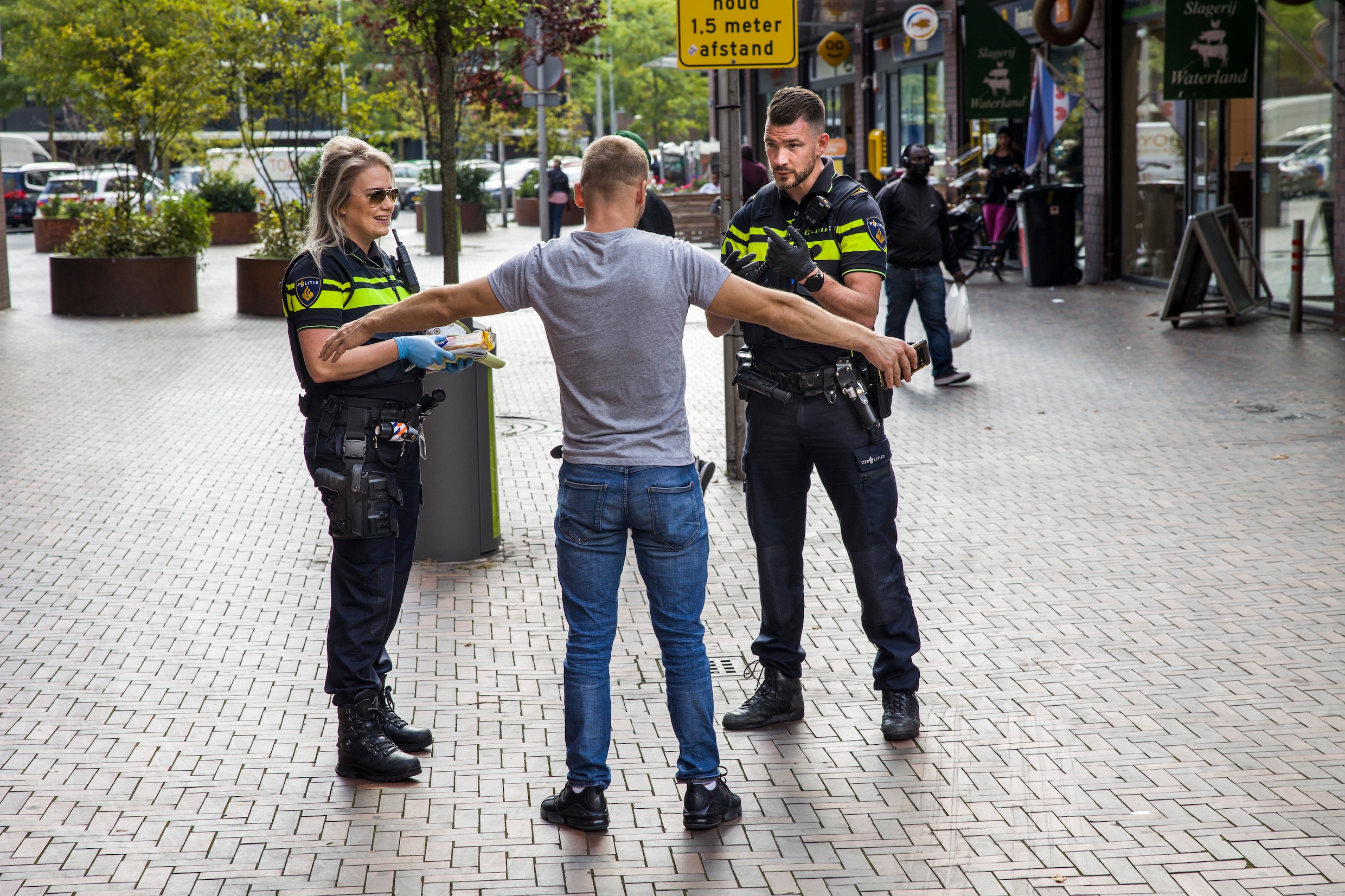 Hoe de Amsterdamse politie preventief fouilleren zelf om zeep hielp ...
