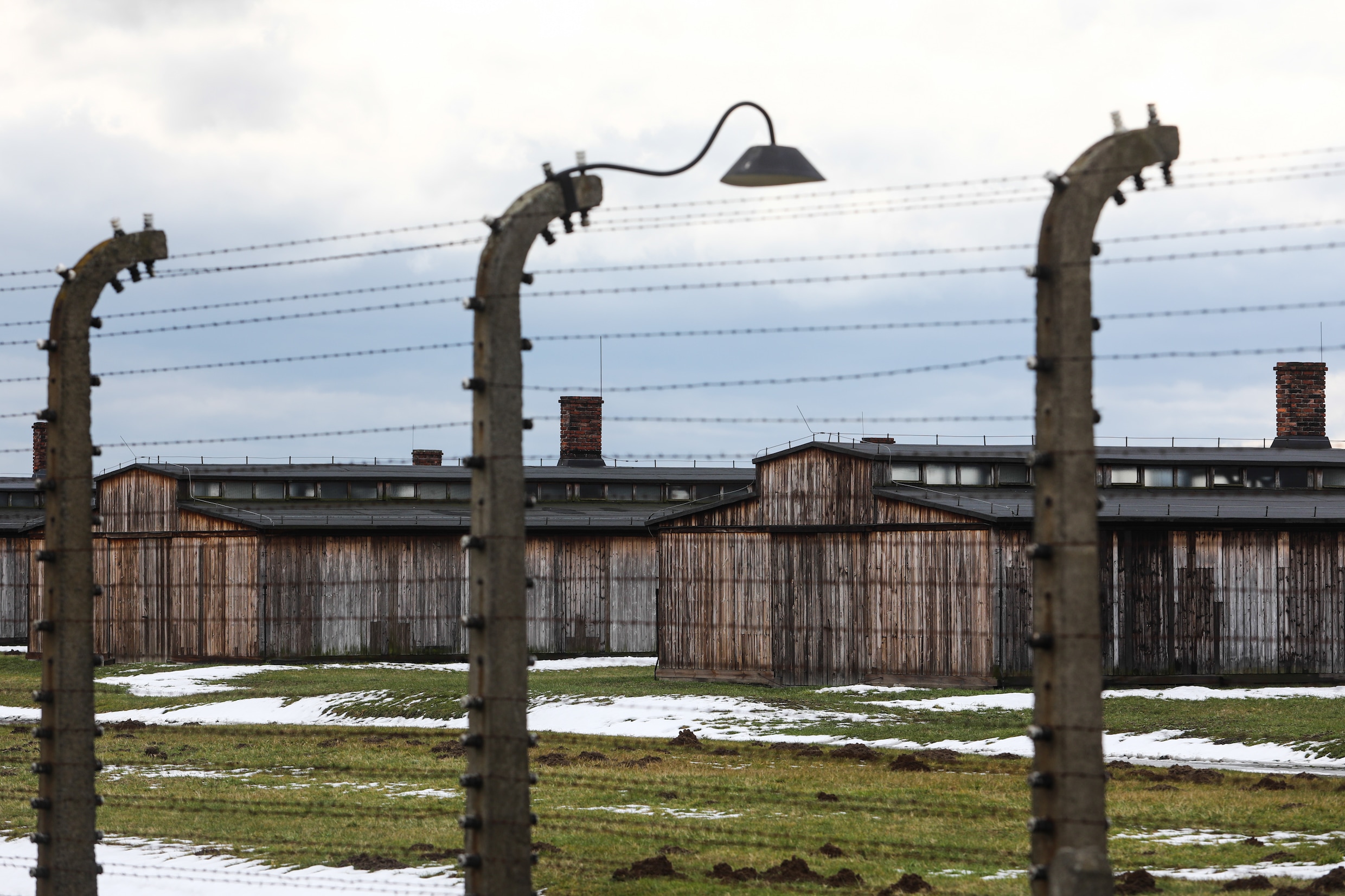 Barakken Auschwitz beklad met antisemitische leuzen | de Volkskrant