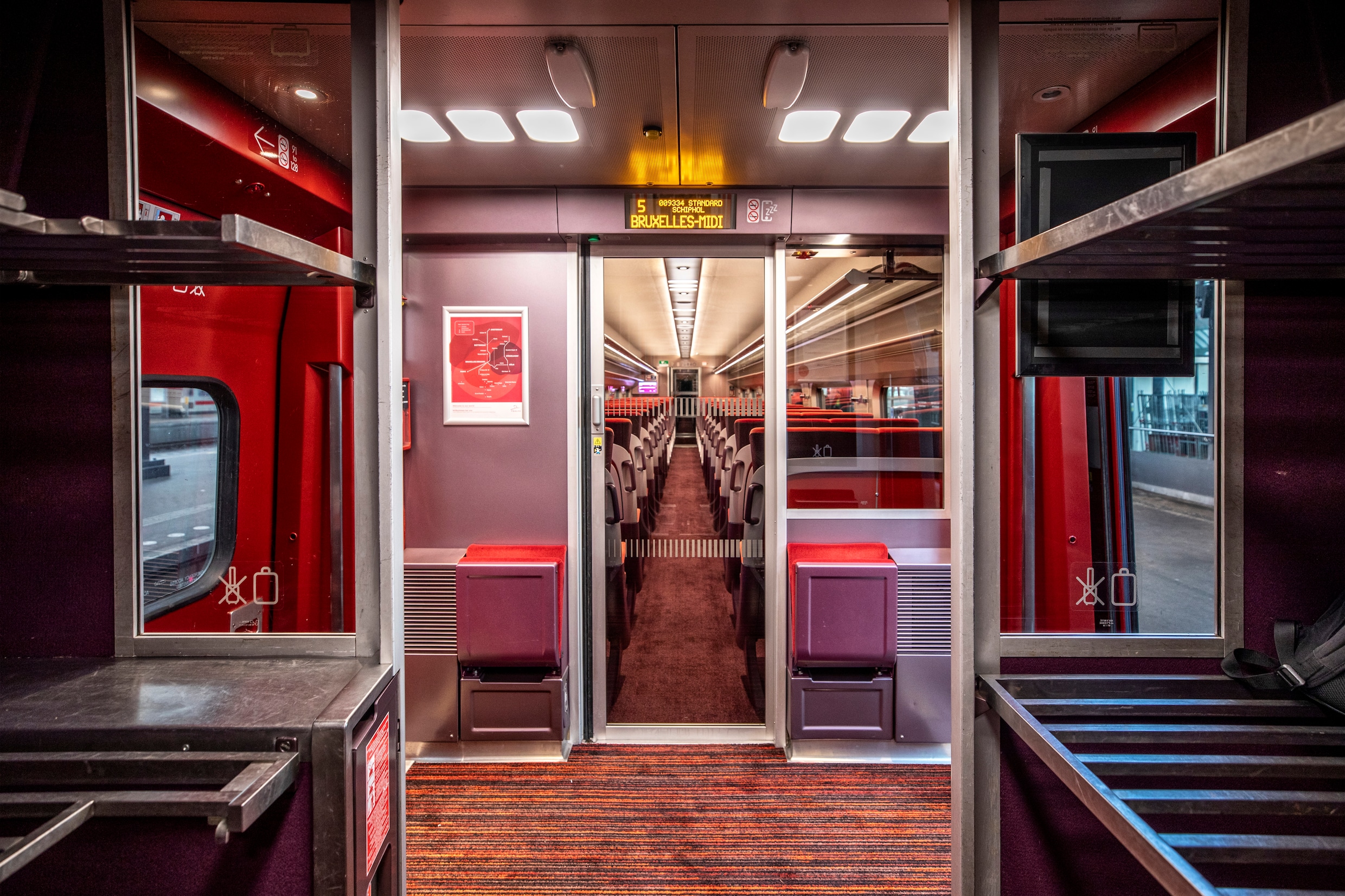 Vernieuwde Thalys heeft meer stoelen, maar de bar is nu een kiosk met ...
