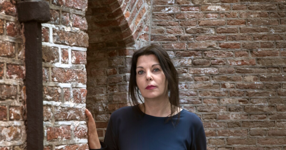 Manon Uphoff houdt Joost Zwagerman Lezing over de beweeglijkheid van ...