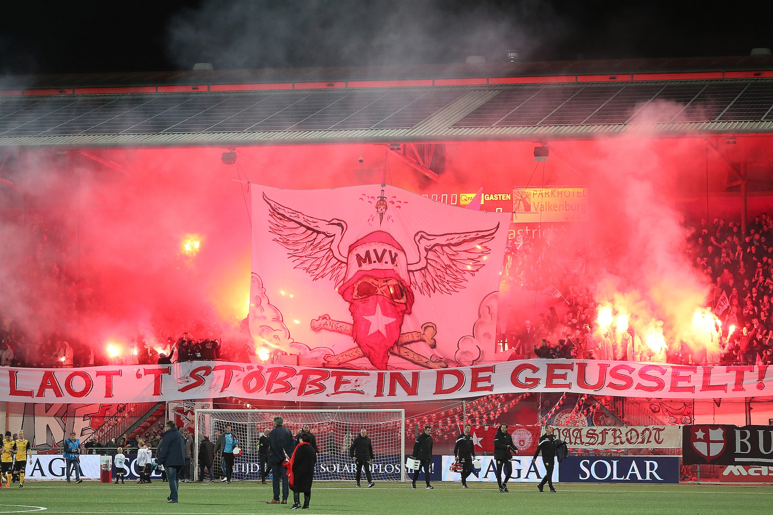 Agenten en stewards gewond, tien aanhoudingen na rellen MVV-Roda | de ... Agenten en stewards gewond, tien aanhoudingen na rellen MVV-Roda | de ...