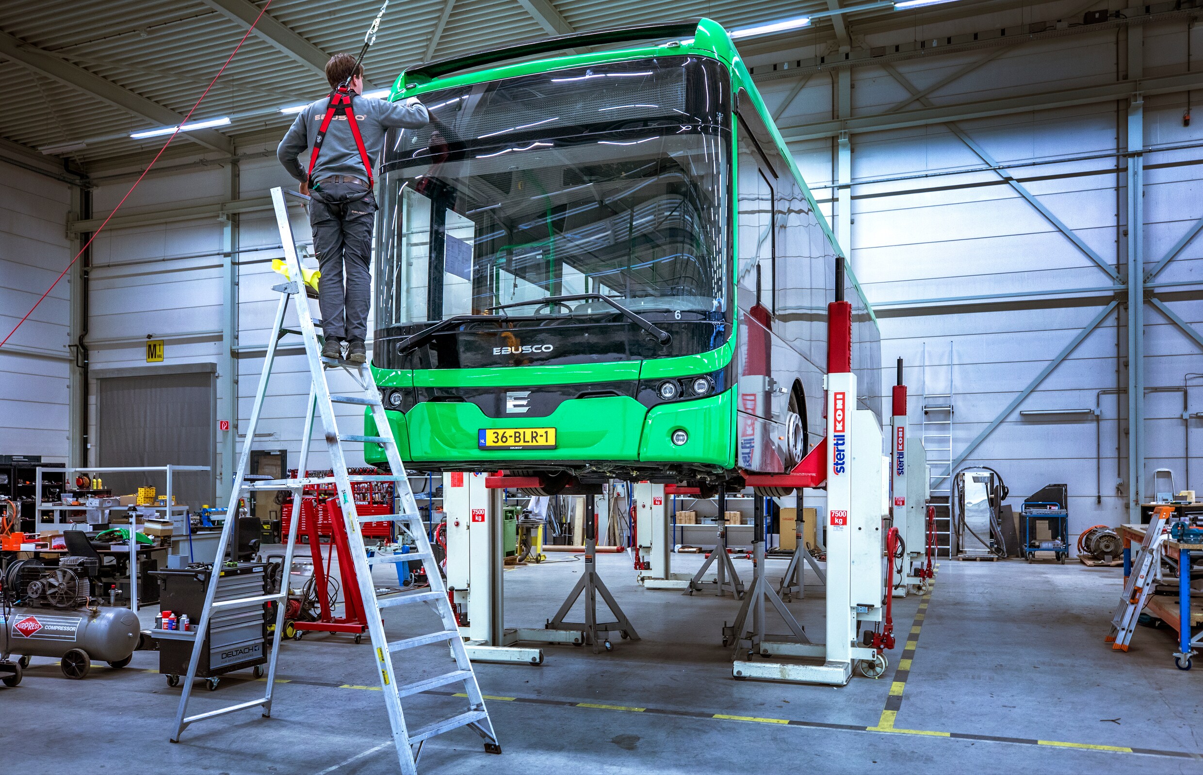 Nieuwe klap voor noodlijdend Ebusco: Qbuzz mag van rechter order van 45 ...