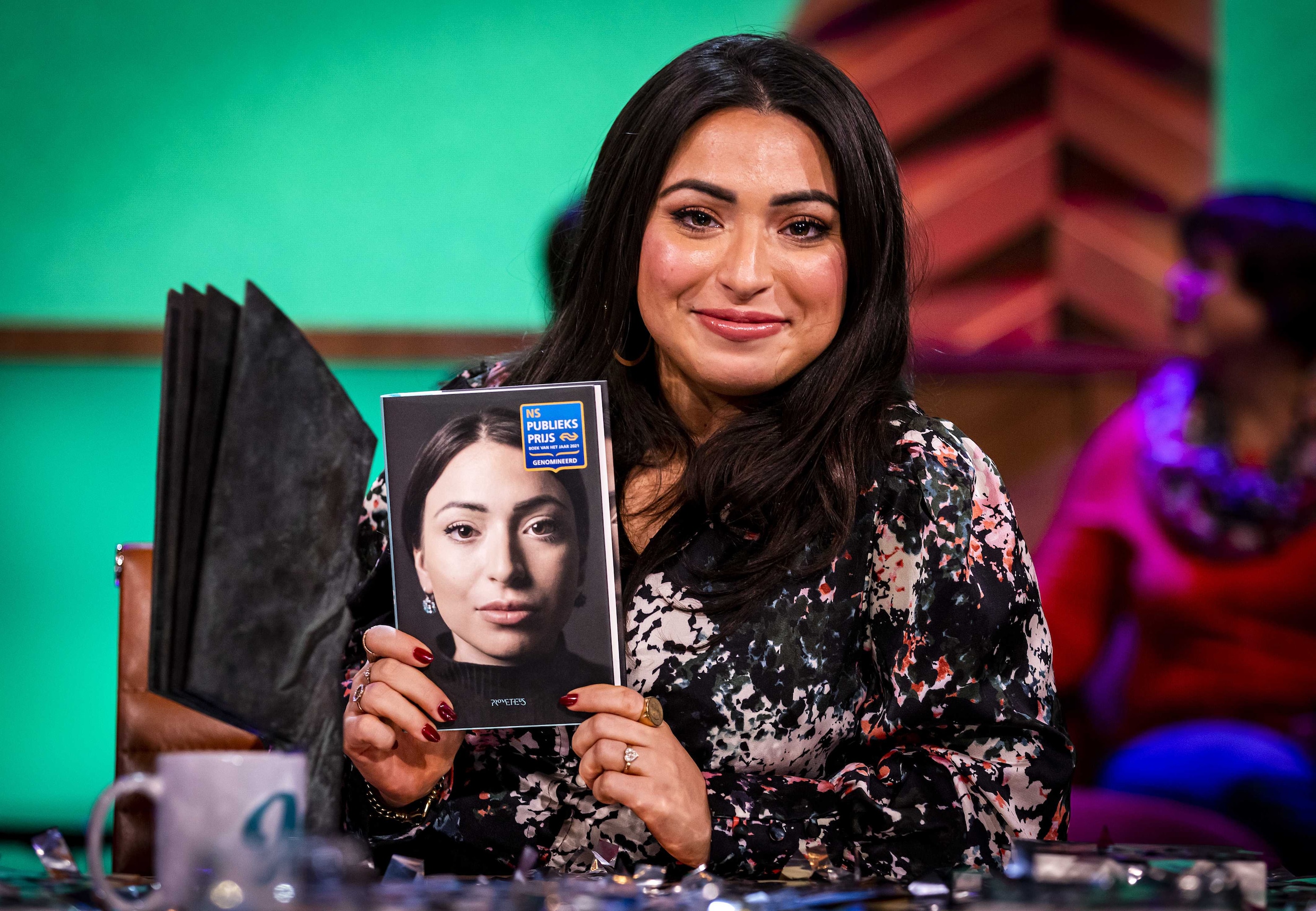 NS-publieksprijs met overmacht aan stemmen naar bedreigde debutante ...