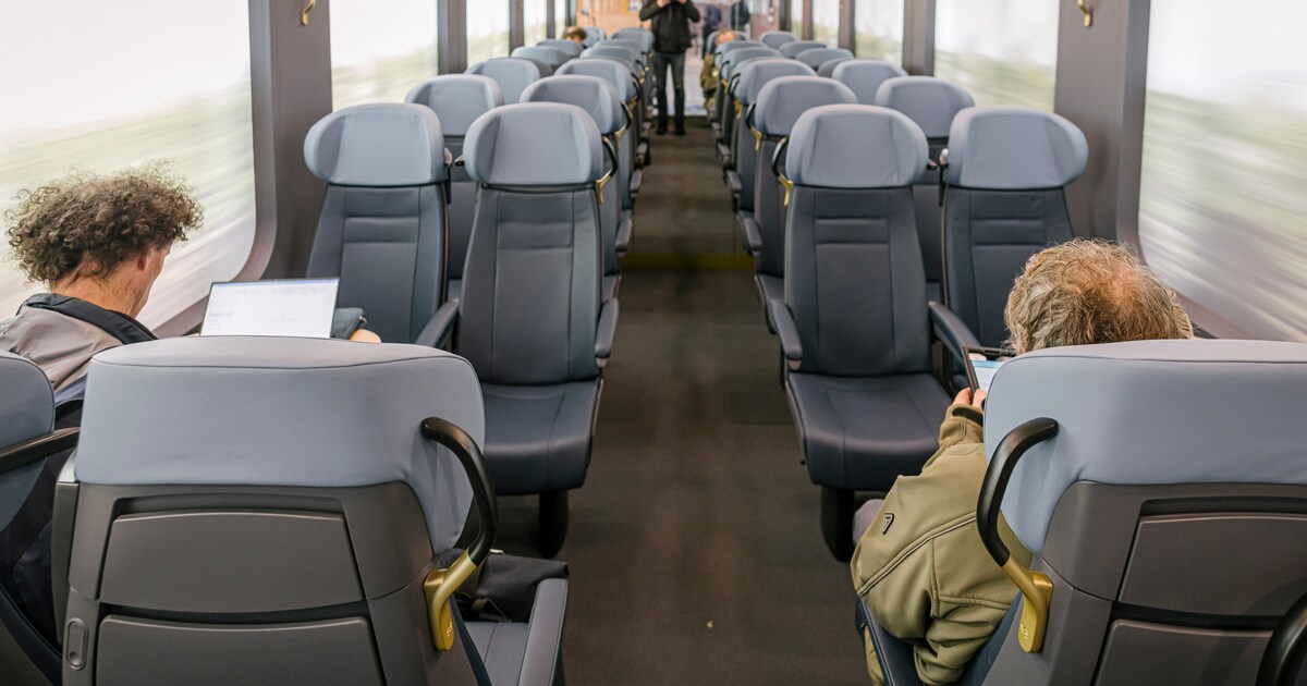 Opinie: Overvolle treinen? Weg met de eerste klas | de Volkskrant