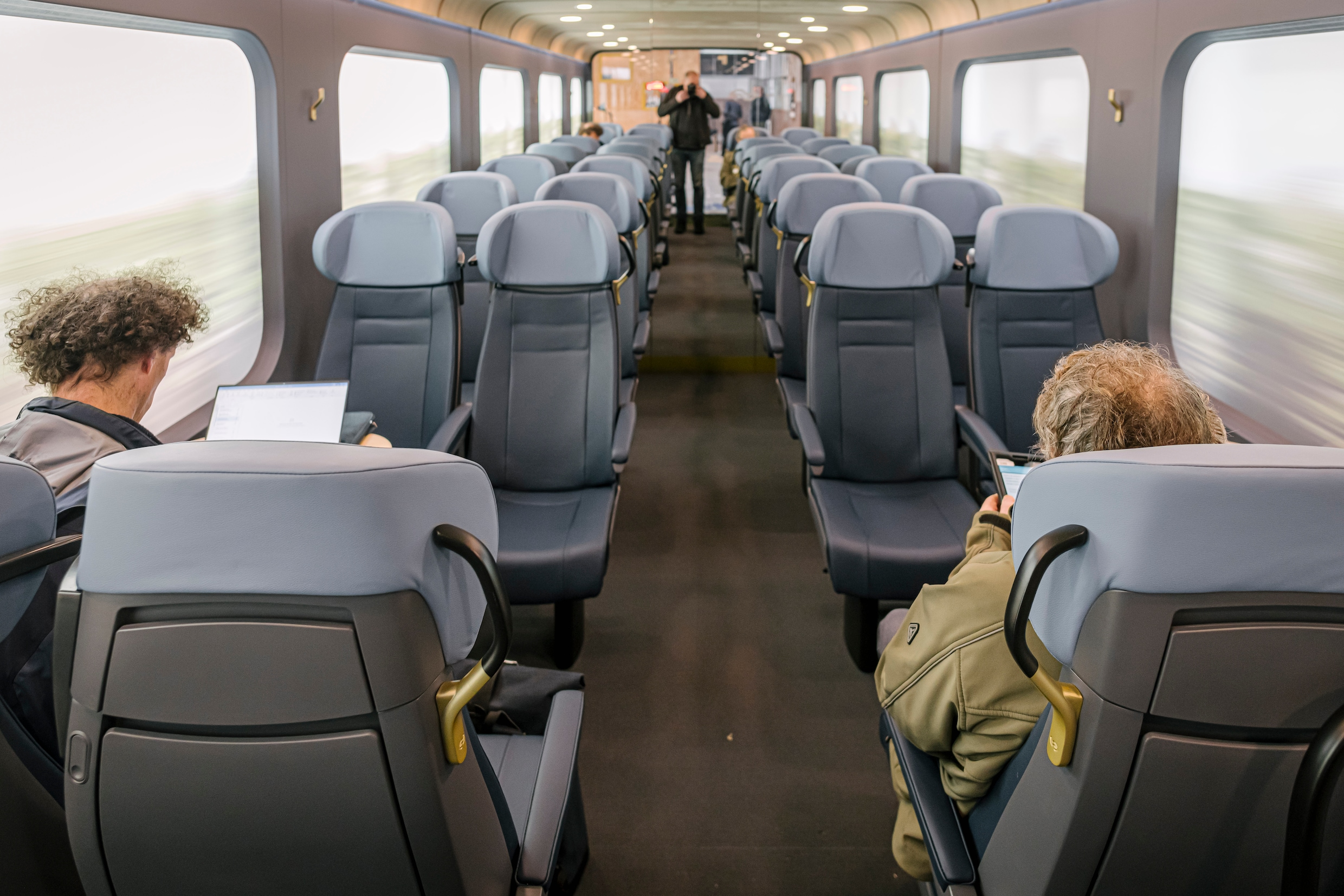Opinie: Overvolle treinen? Weg met de eerste klas | de Volkskrant