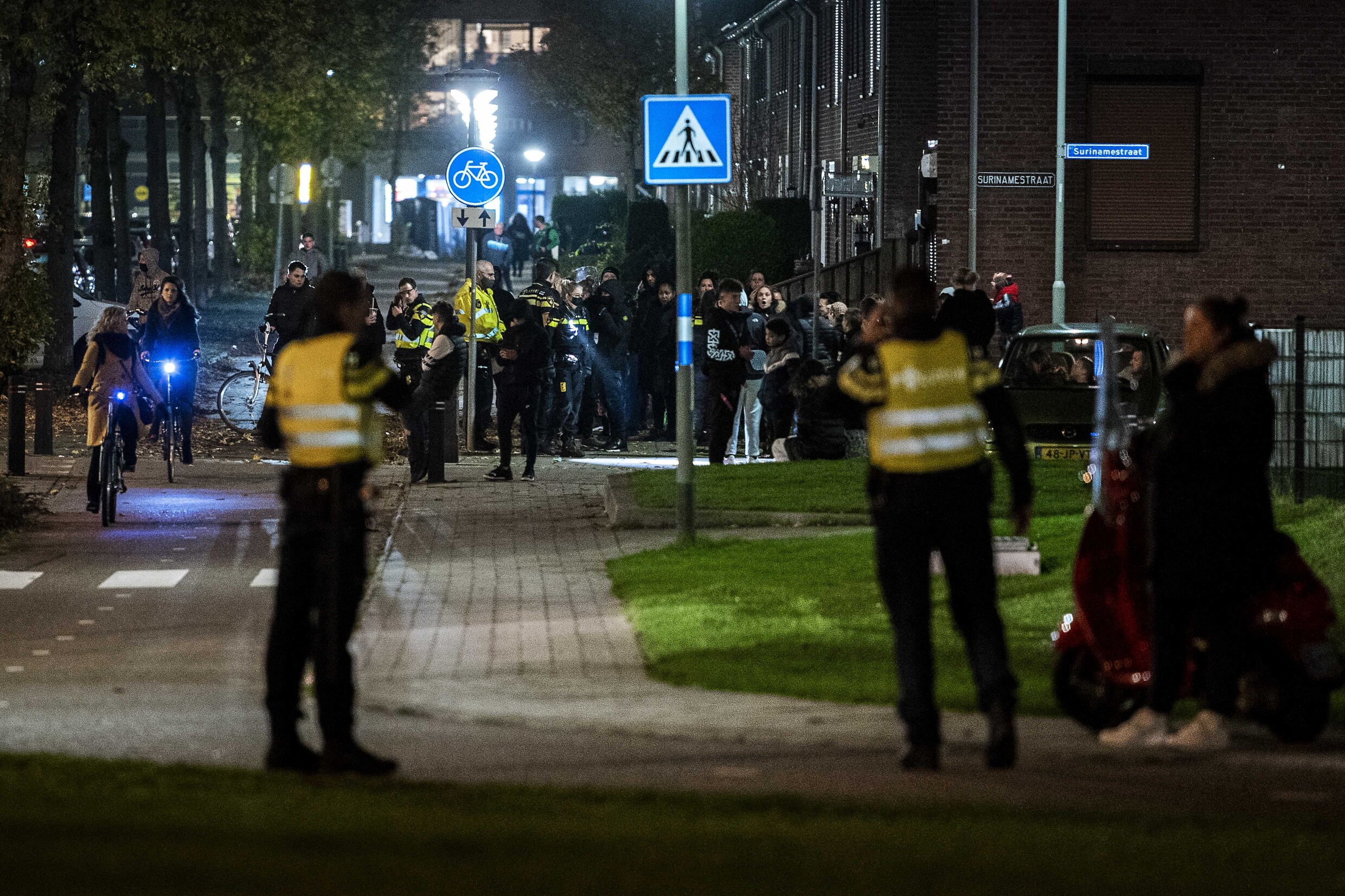 Opnieuw een onrustige nacht: ME ingezet bij rellen in Den Haag en ...