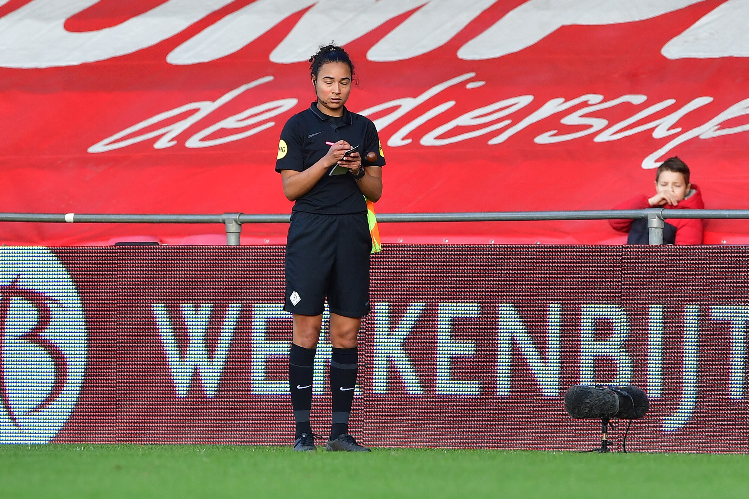 Overtoom heeft primeur: eerste vrouwelijke ‘grens’ in de eredivisie ...