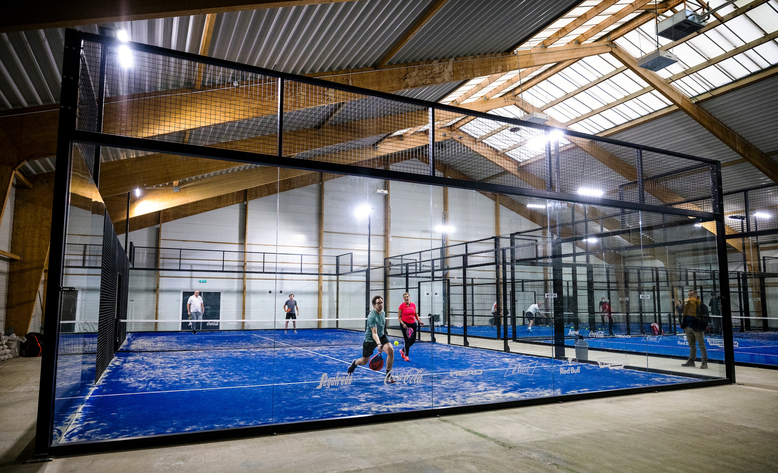 Padel groeit onstuimig, ook investeerders zijn dol op de nieuwe sport ...