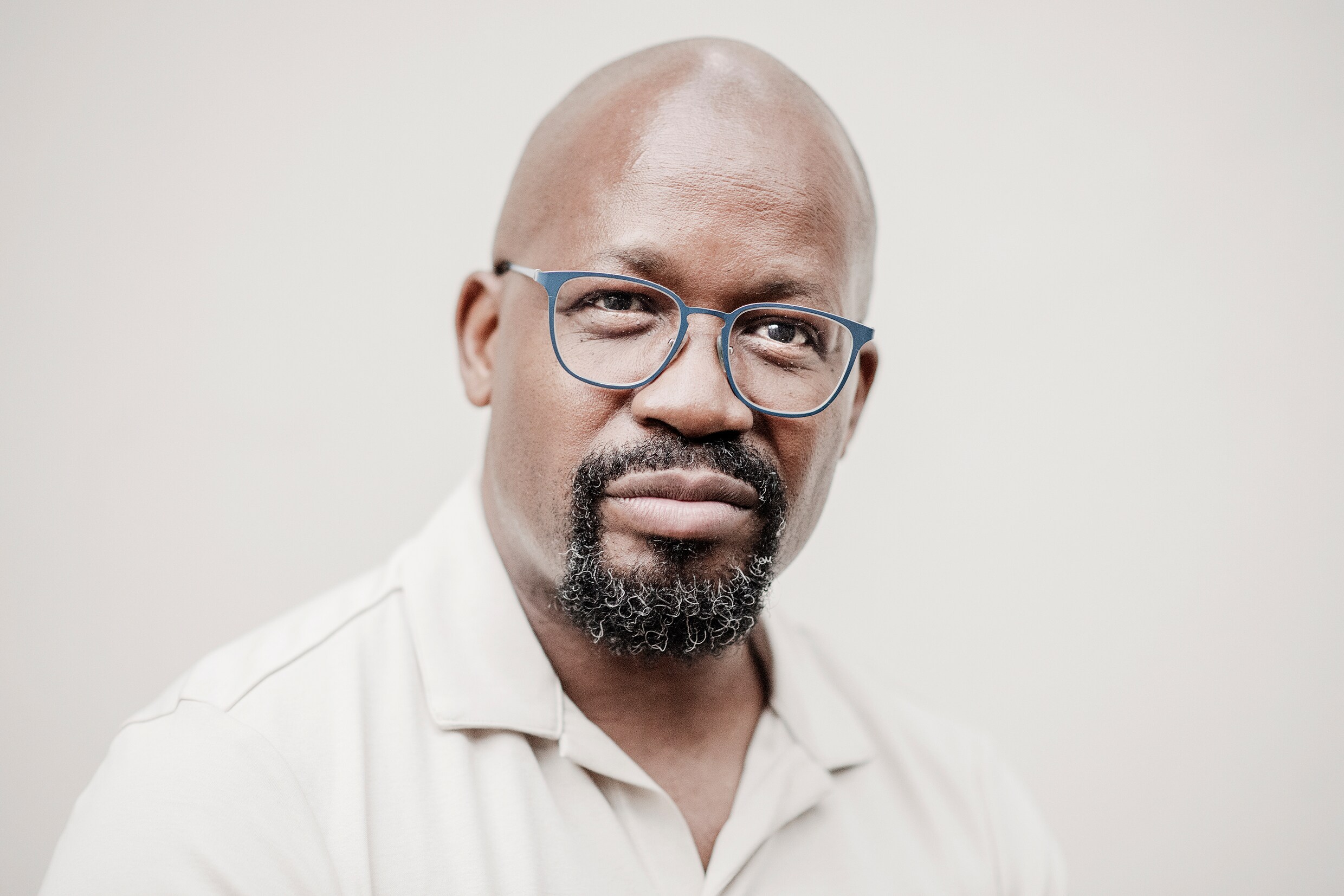 De nieuwe directeur van het Prins Claus Fonds neemt blik uit het ...