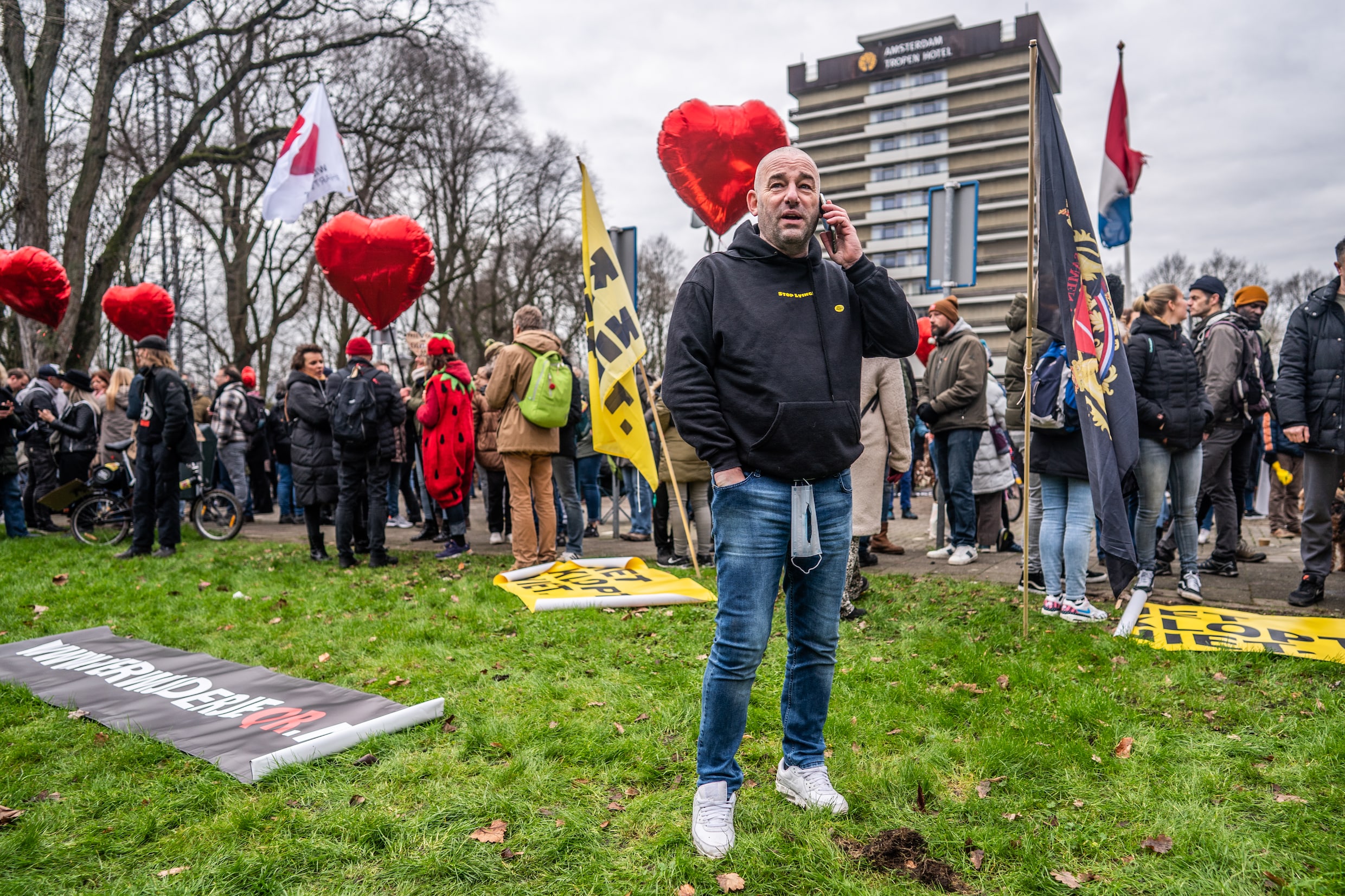 Een rouwdouwer met veel nieuwe vrienden bij radicaal rechts: dit is de man achter het ...