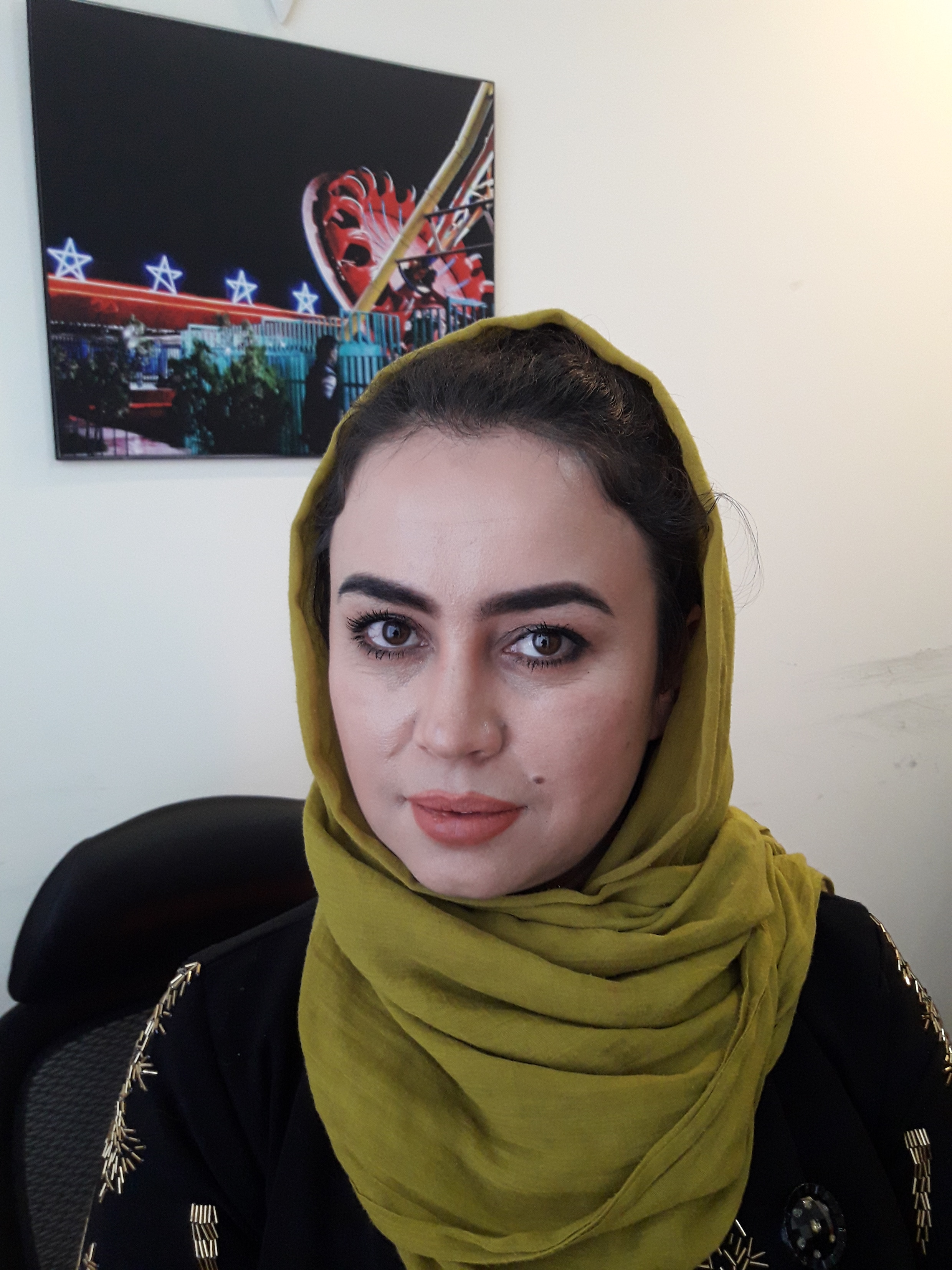 Werkende vrouwen in Afghanistan laveren voorzichtig om de Taliban heen | de Volkskrant