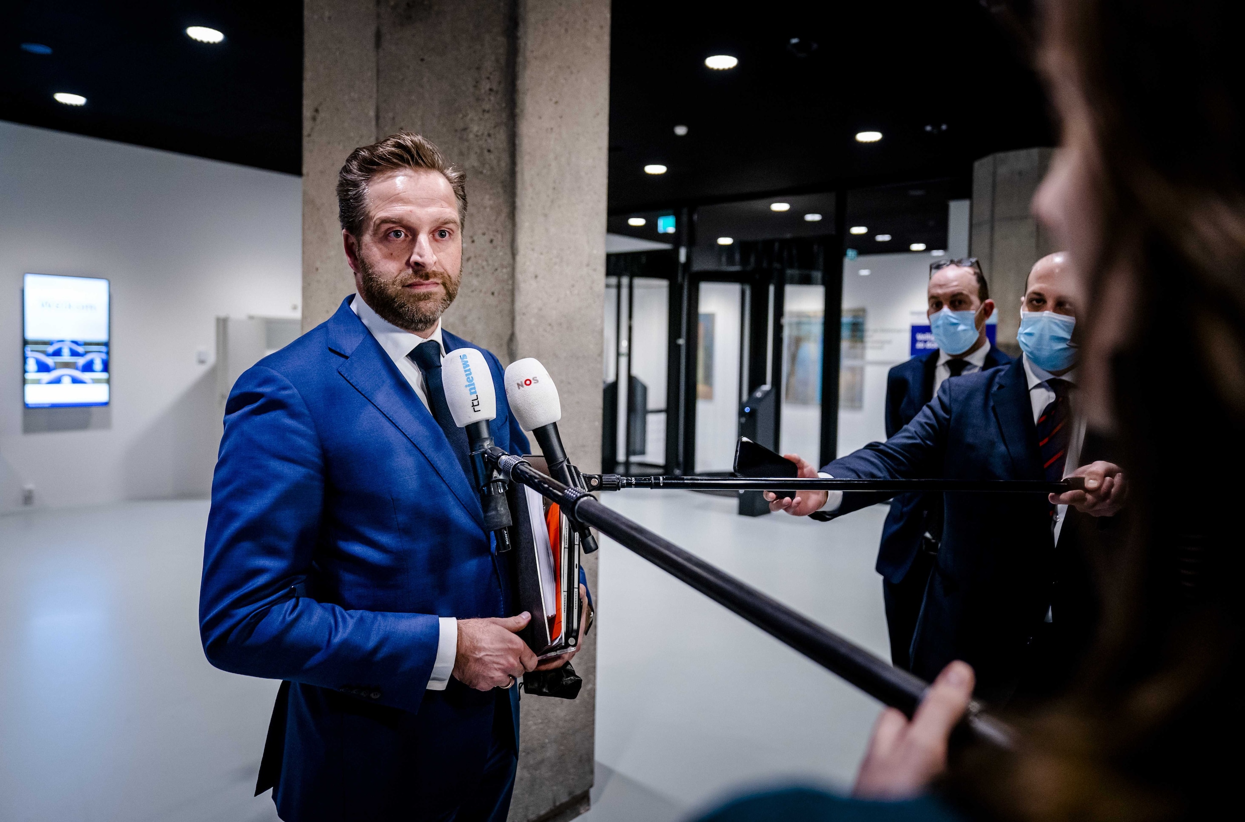 De politieke schuldvraag over de corona-aanpak komt later pas, maar nu ...