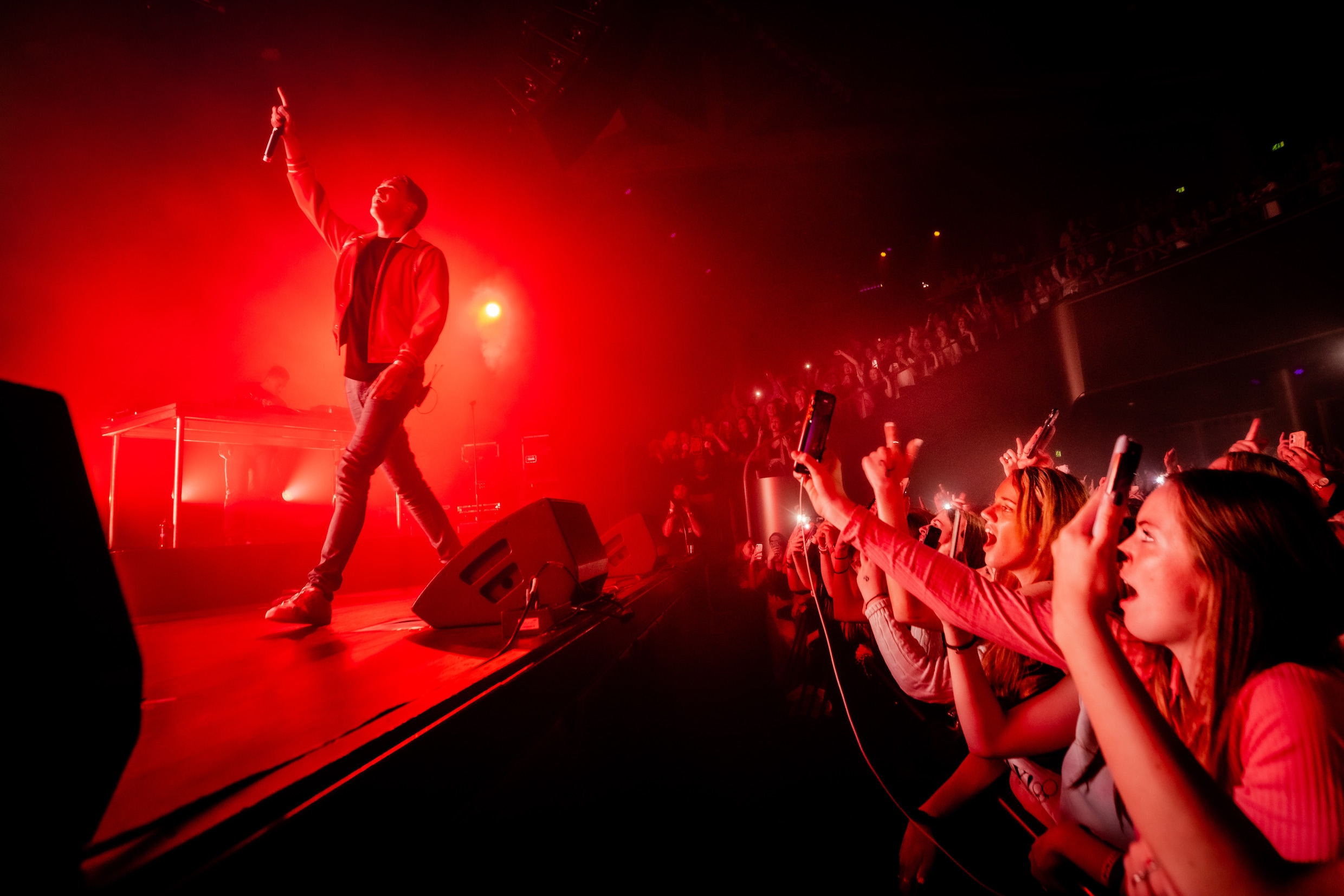 Zowel popsensatie Antoon als zijn uitzinnige publiek klappen uit elkaar ...