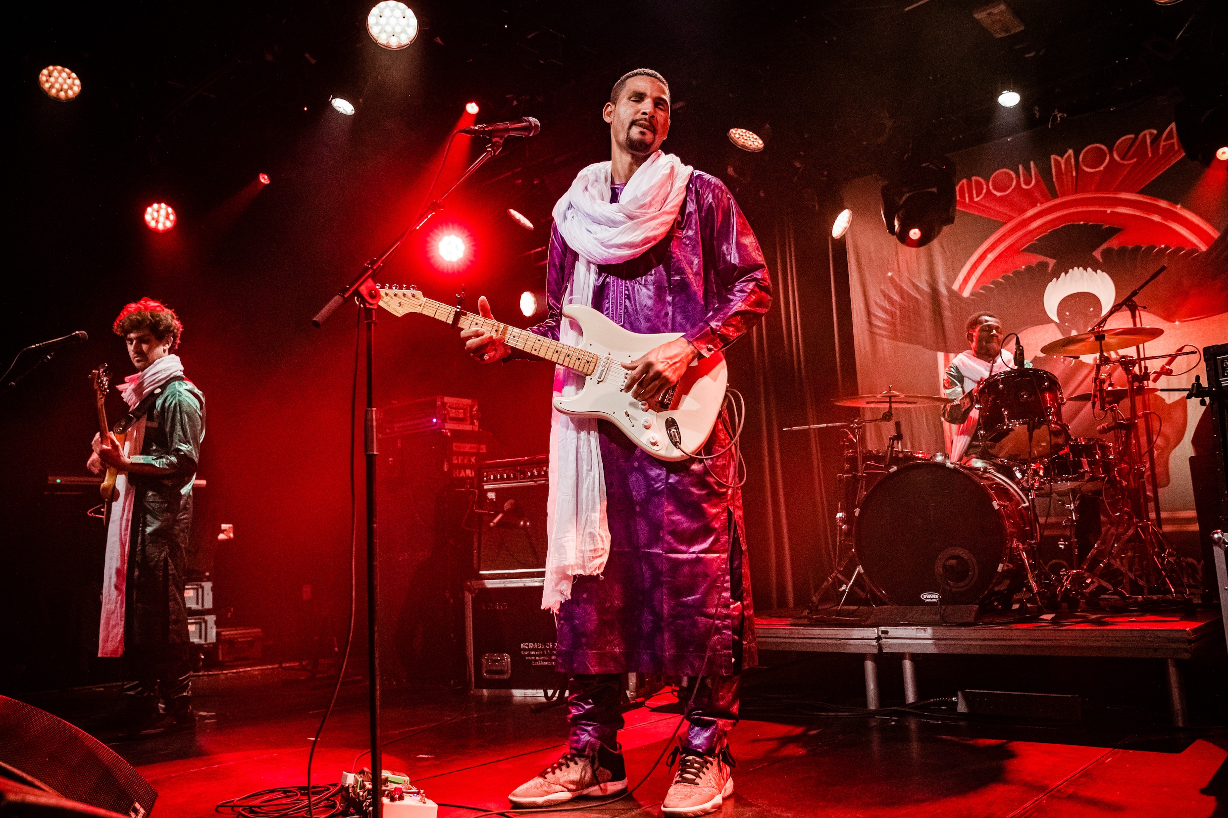 Mdou Moctar speelt alsof zijn gitaar in brand staat ★★★★☆ | de Volkskrant