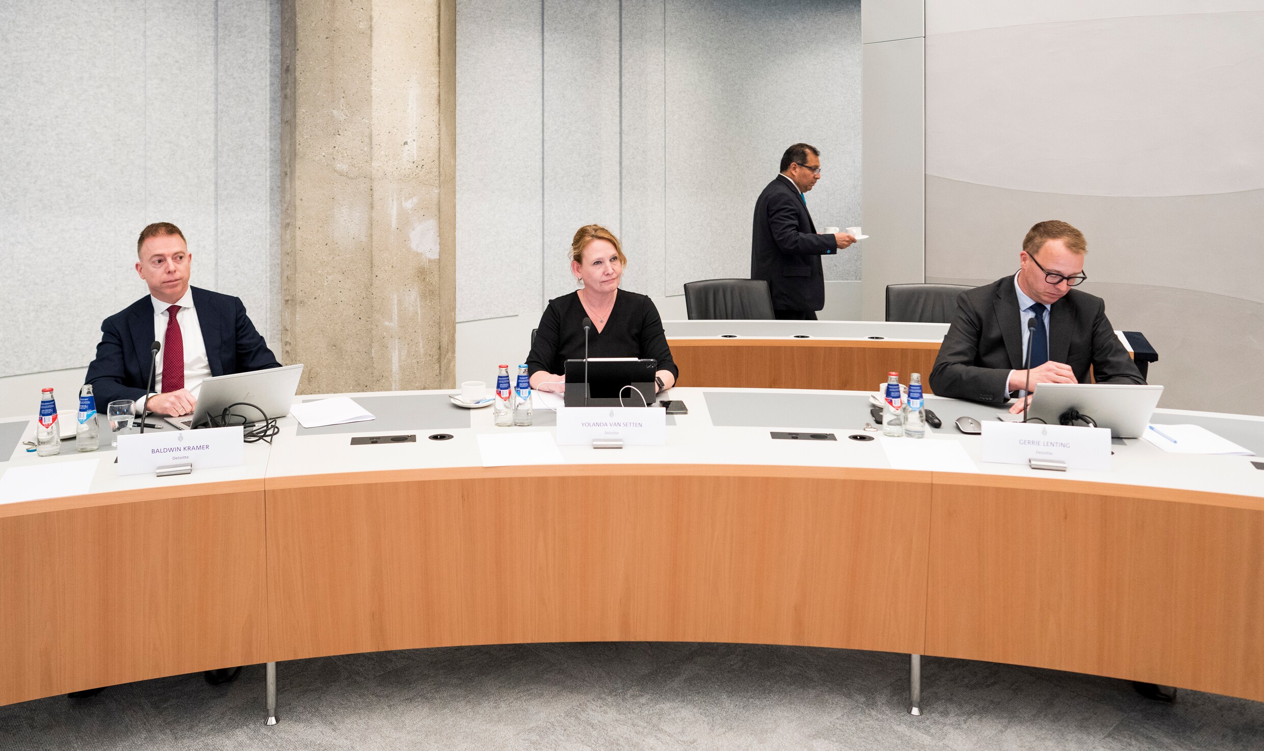 Sceptische Tweede Kamer hoopt op opheldering van Hugo de Jonge | de ...