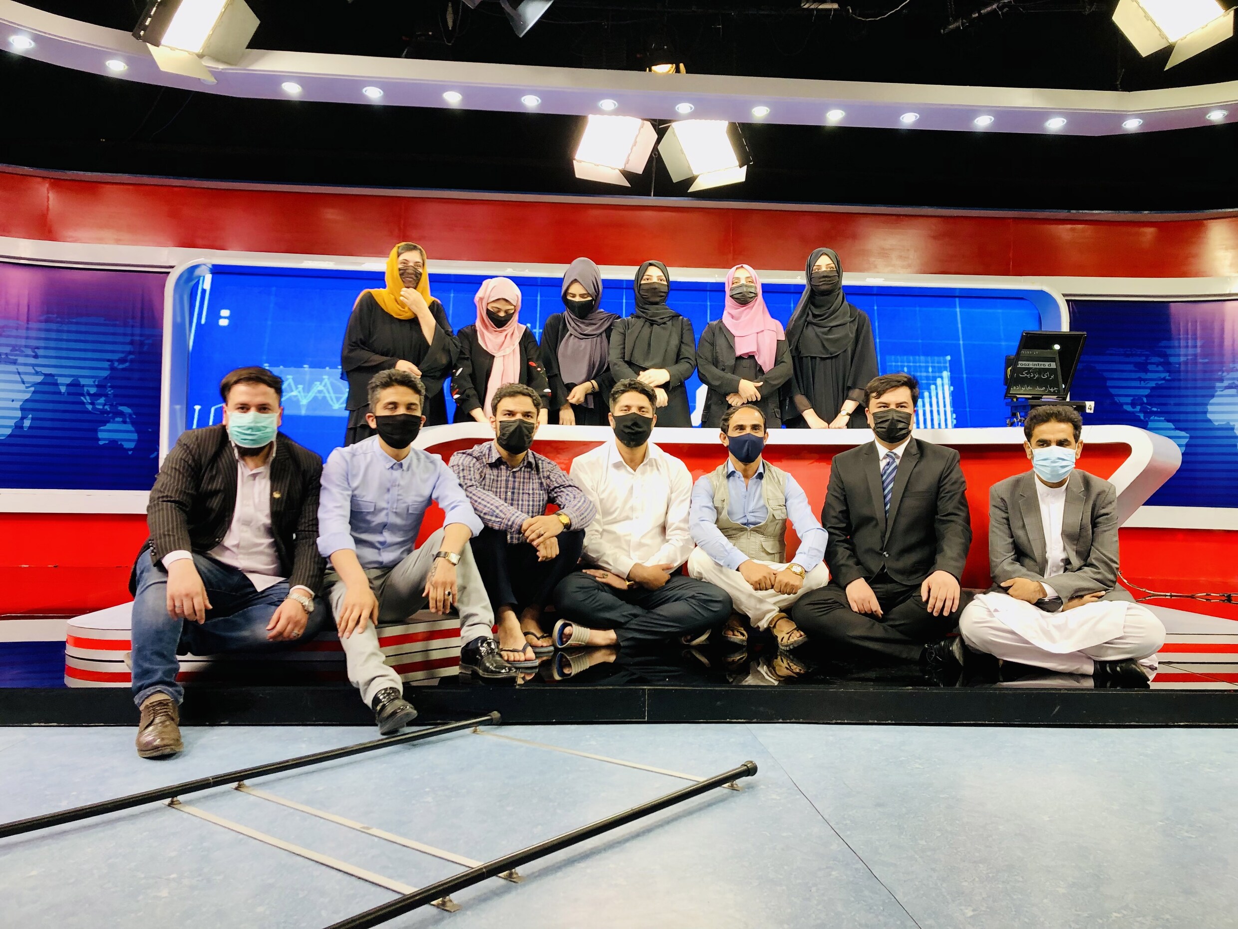 Afghaanse tv-presentatoren bedekken hun gezicht uit solidariteit met ... Afghaanse tv-presentatoren bedekken hun gezicht uit solidariteit met ...