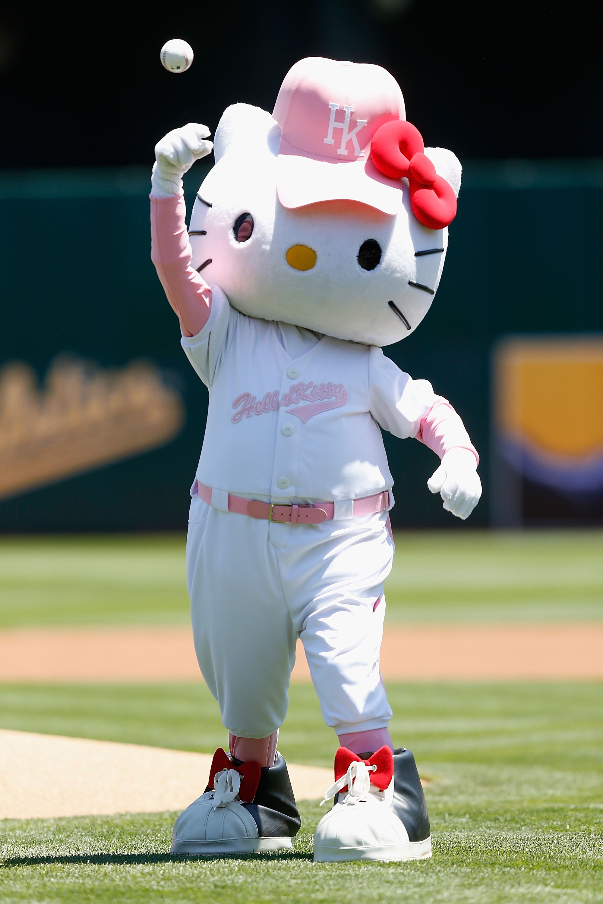 Van Obama tot Hello Kitty: de bijzondere traditie van de ‘first pitch ...