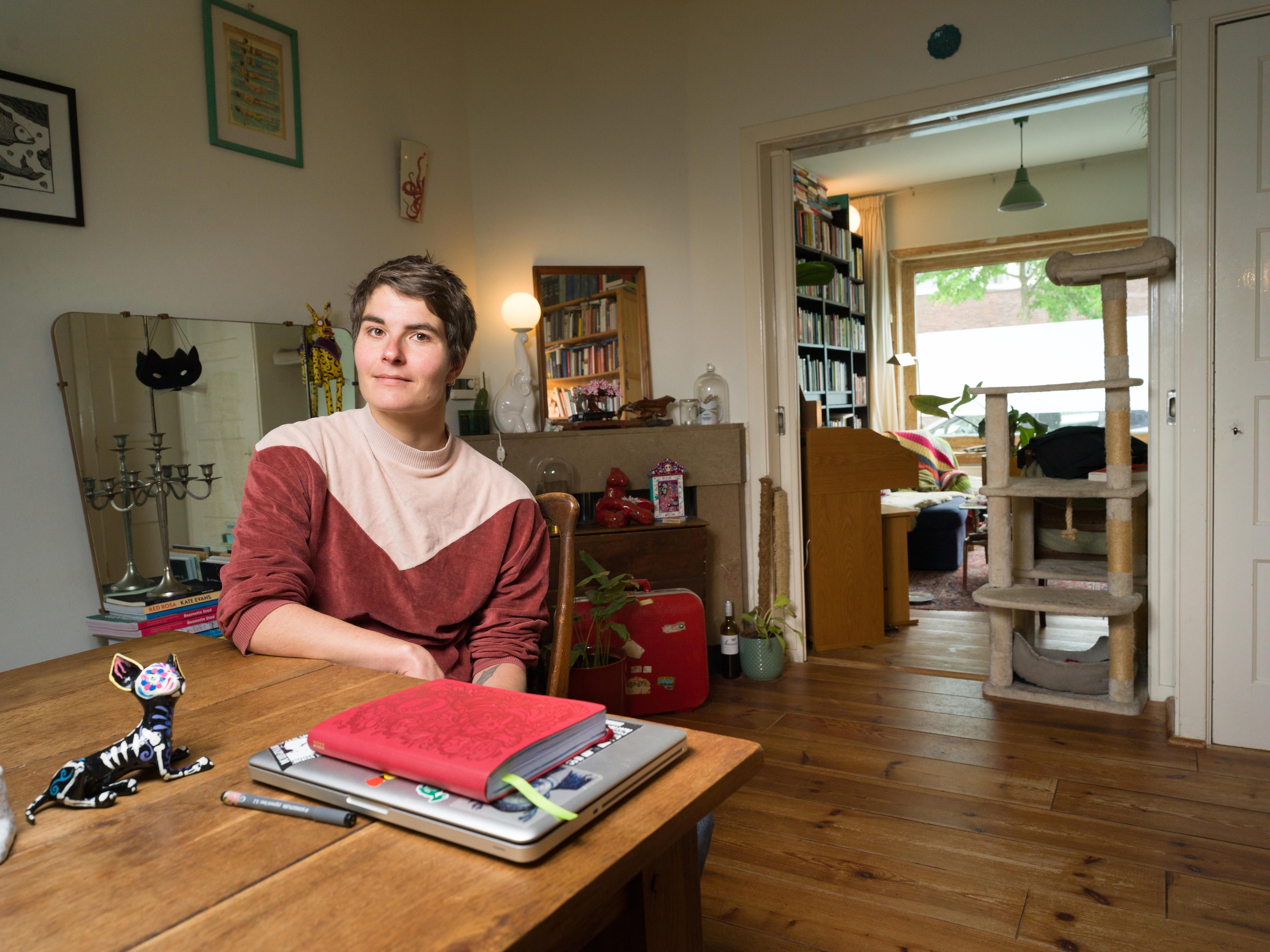 Schrijver Nikki Dekker mag even niet zwemmen, maar gelukkig is ze goed ...