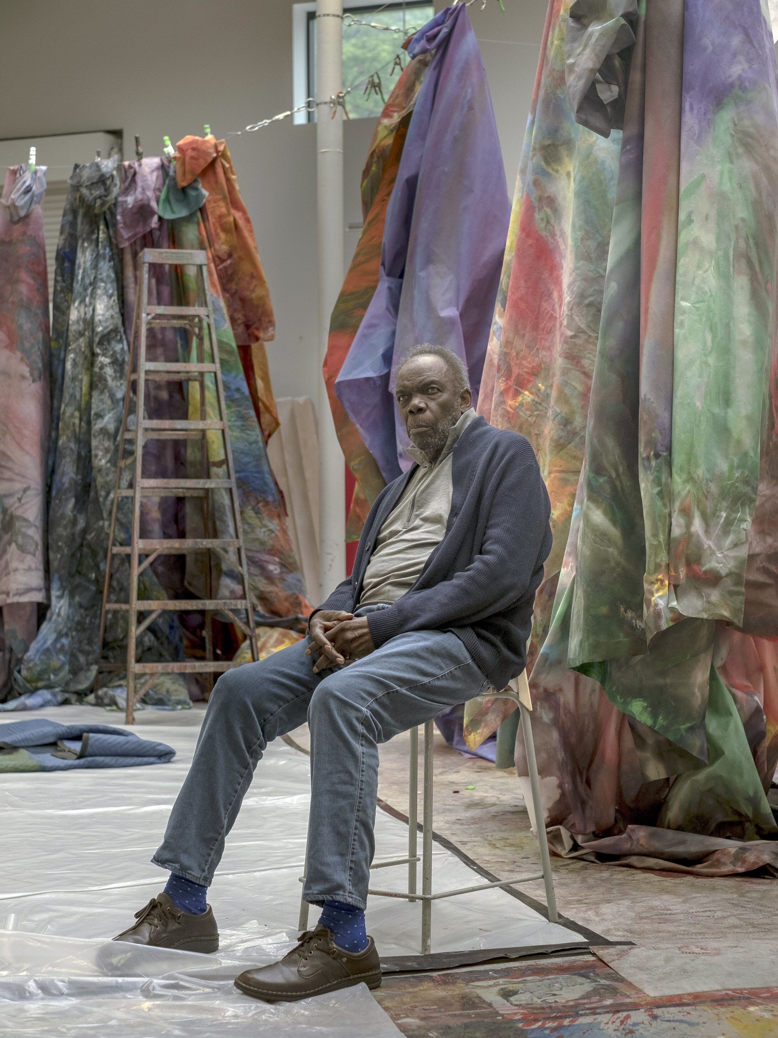 Sam Gilliam (1933 - 2022) was met zijn ‘drape paintings’ een pionier ...