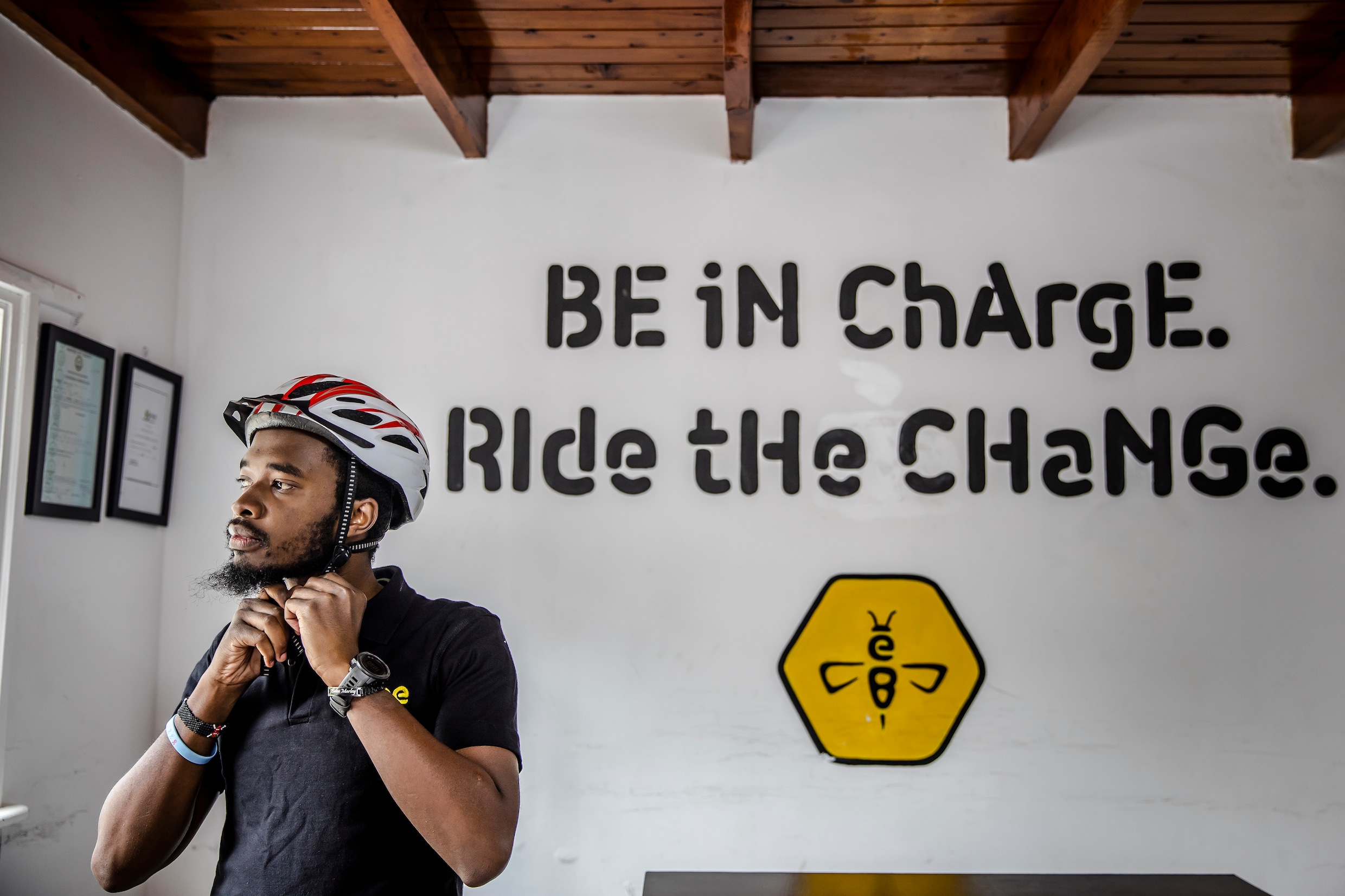 Langzaamaancties op een e-bike: de fietsers van Nairobi komen op voor ...