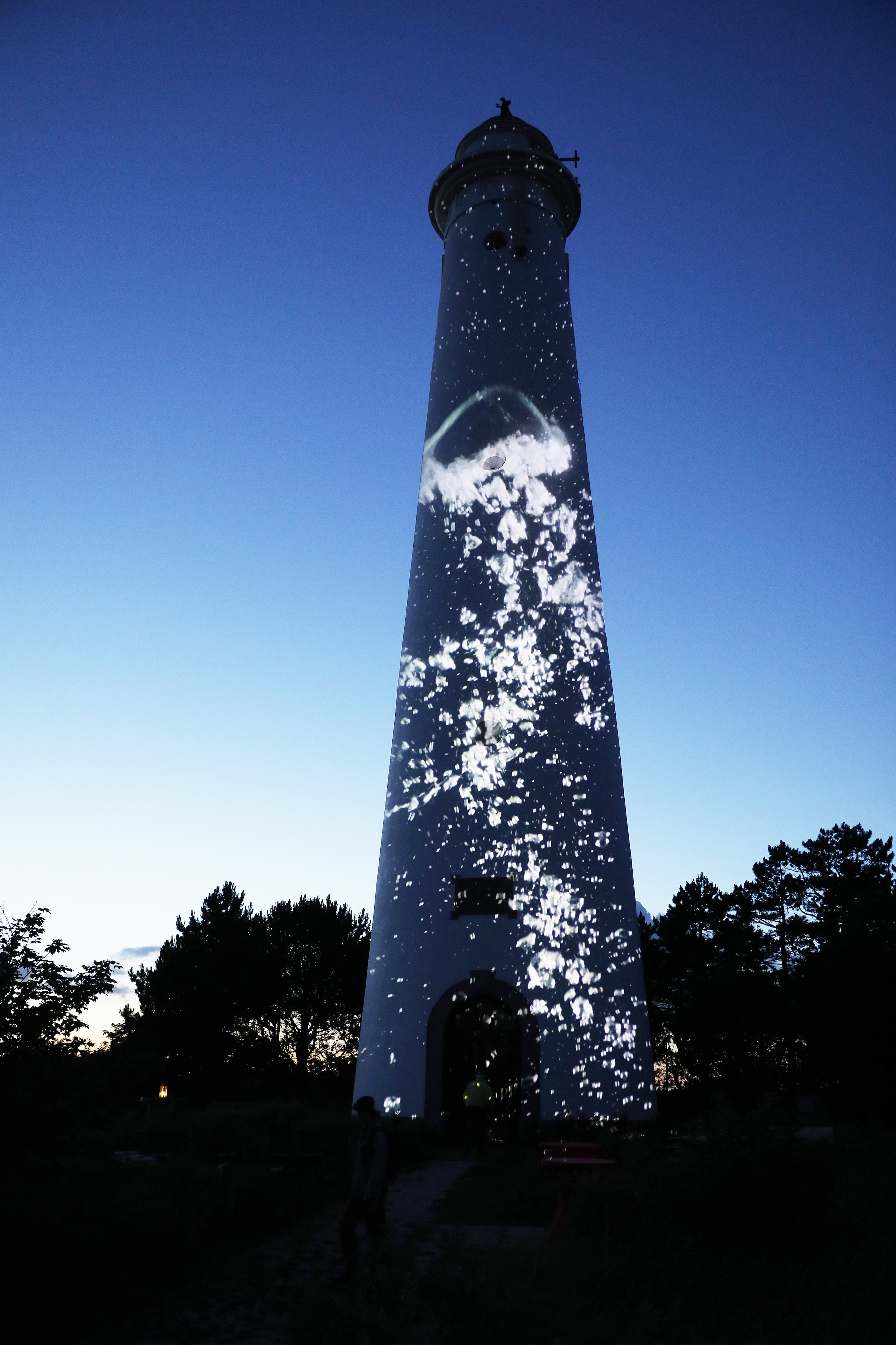 Het lichtkunstwerk Zeee laat de magie zien van de donkere nacht en ...