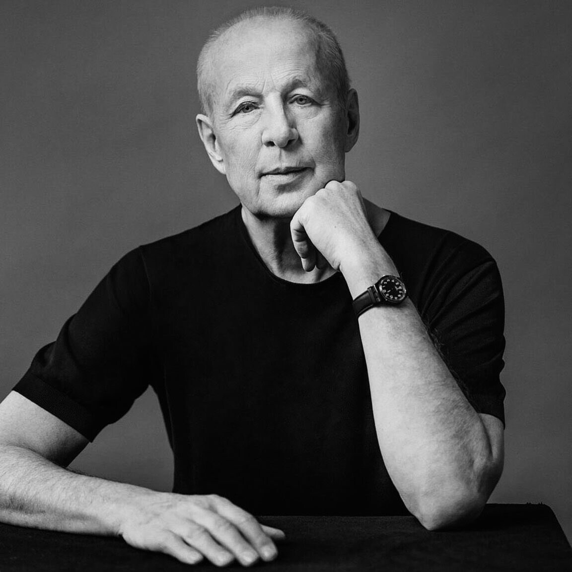 Oostenrijkse dirigent Stefan Soltész zakt ineen tijdens optreden en ...