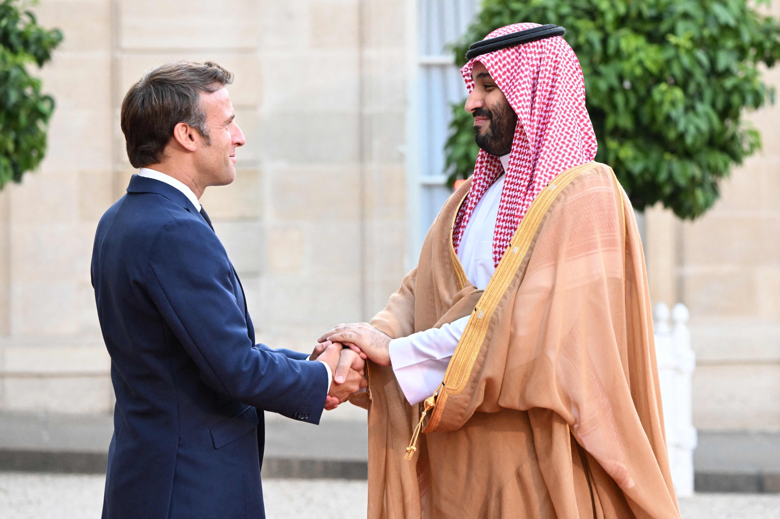 ‘Moordenaar’ Bin Salman dankzij Macron weer een stapje dichter bij ...