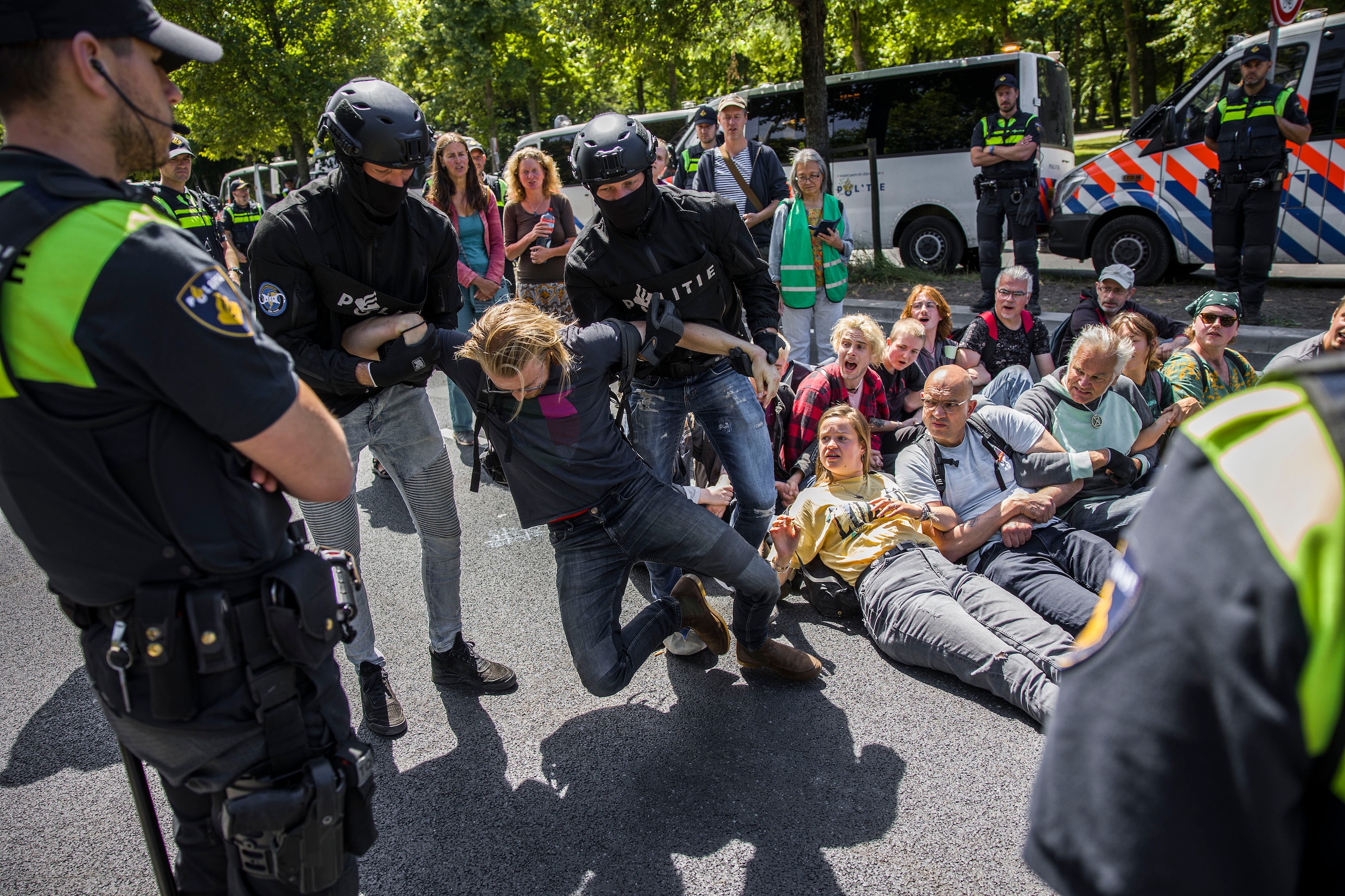 Alweer journalisten gearresteerd bij klimaatacties: ‘De politie moet terughoudend zijn’ | de ...