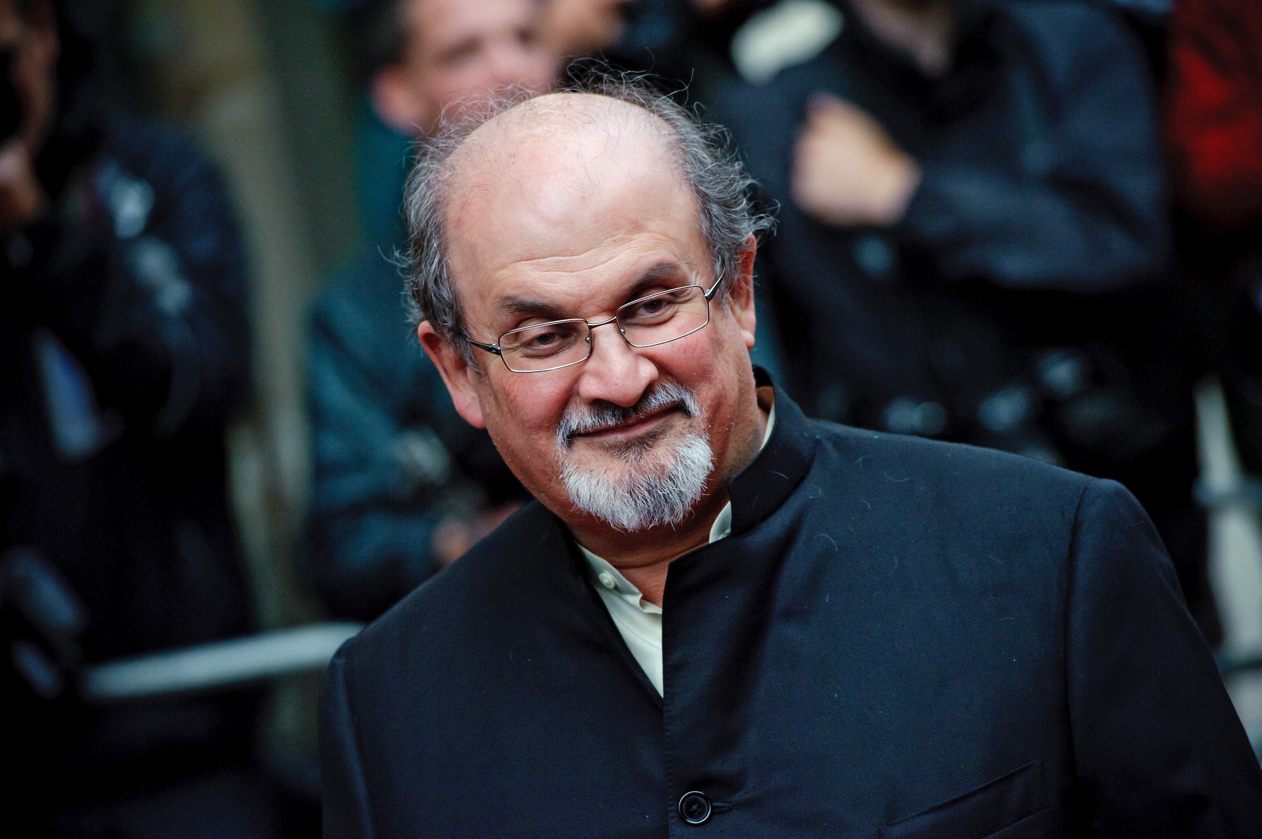 Neergestoken Salman Rushdie van beademing af, praat weer en ‘maakt ...
