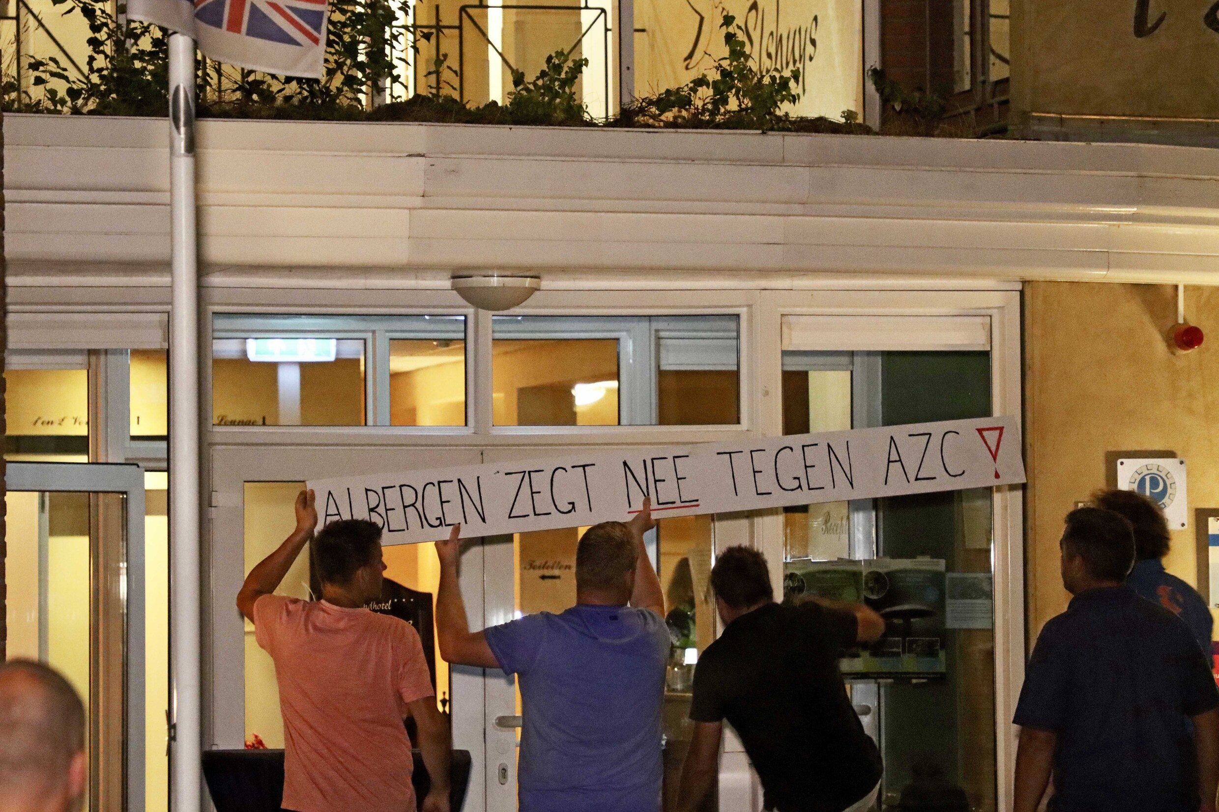 Protestactie in Albergen bij beoogde locatie asielzoekerscentrum | de ...