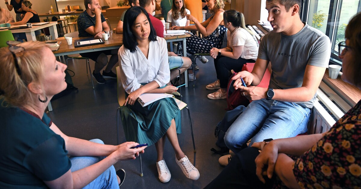 Ministerie start proef met bonus voor docenten die meer gaan werken om zo het lerarentekort ...