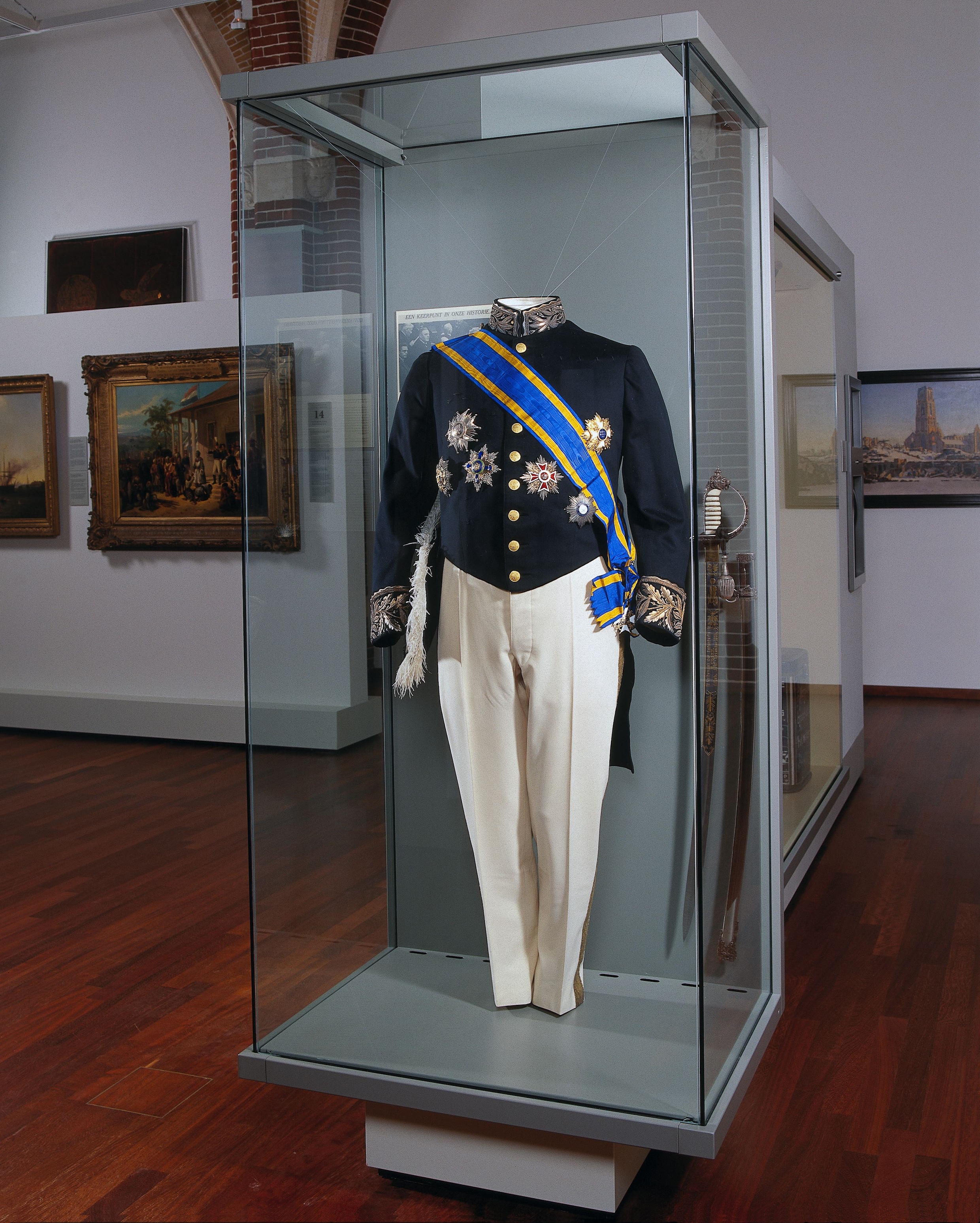Dit ambtskostuum van Hendrikus Colijn vertelt het verhaal van vele ...