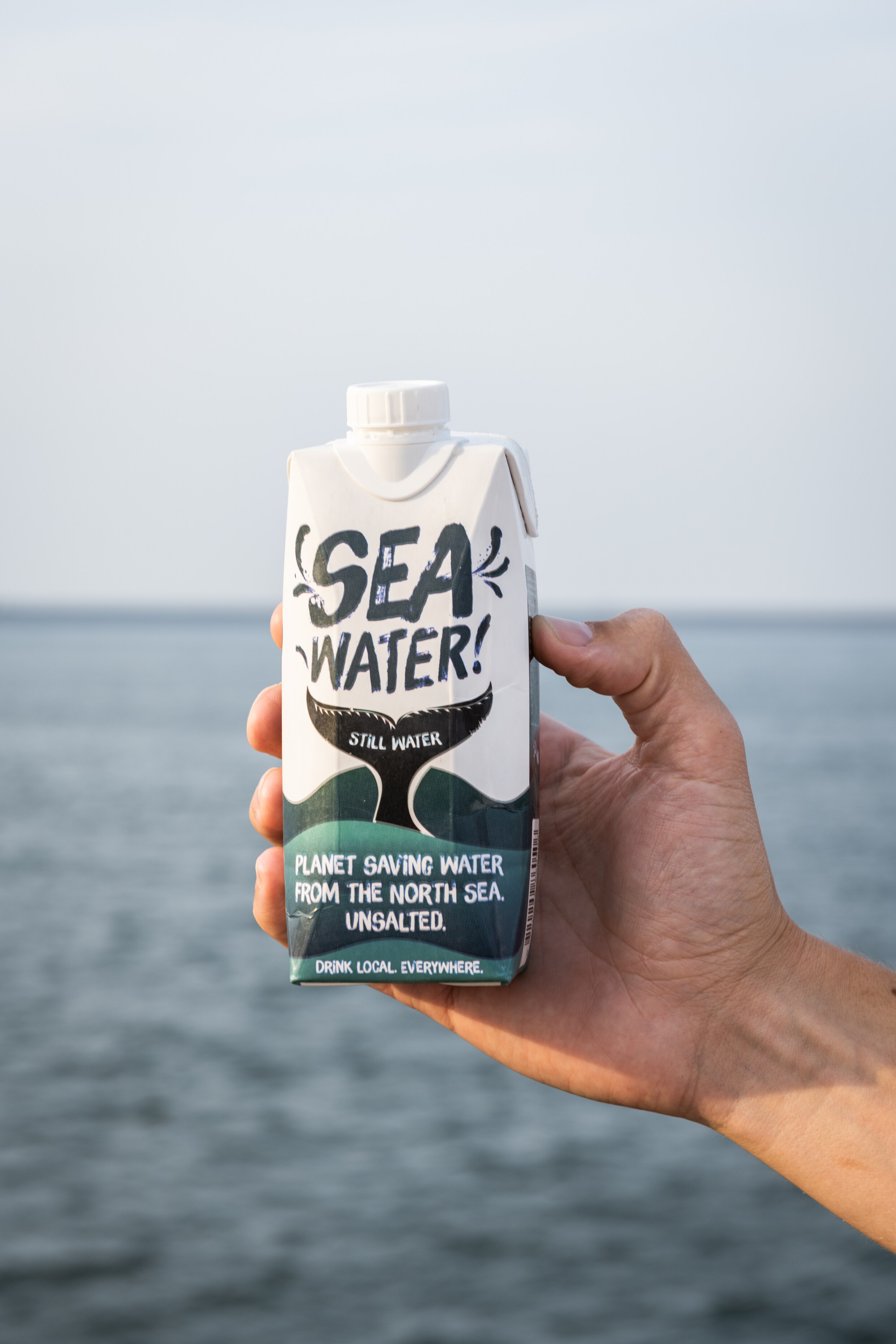 Sinds kort in de supermarkt: pakjes ontzilt Noordzeewater. Een ...