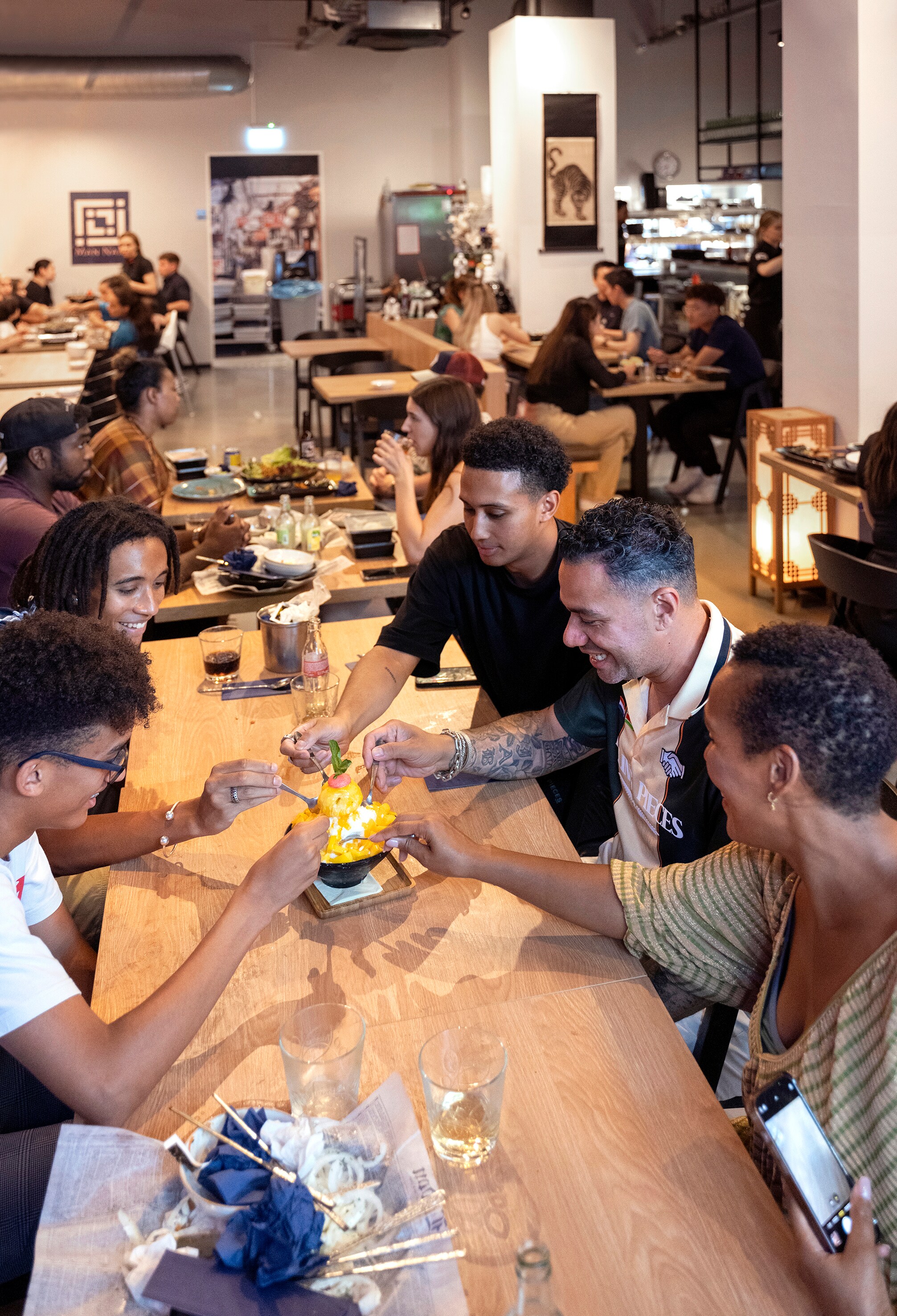 Bij Man Nam in Rotterdam eet je spetterend Koreaans met een reuzenijsje ...