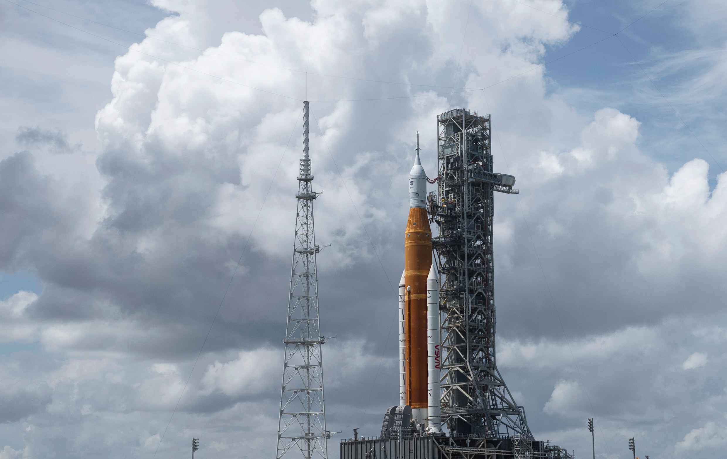Nasa waagt zaterdagavond nieuwe lanceerpoging onbemenste maanmissie ...