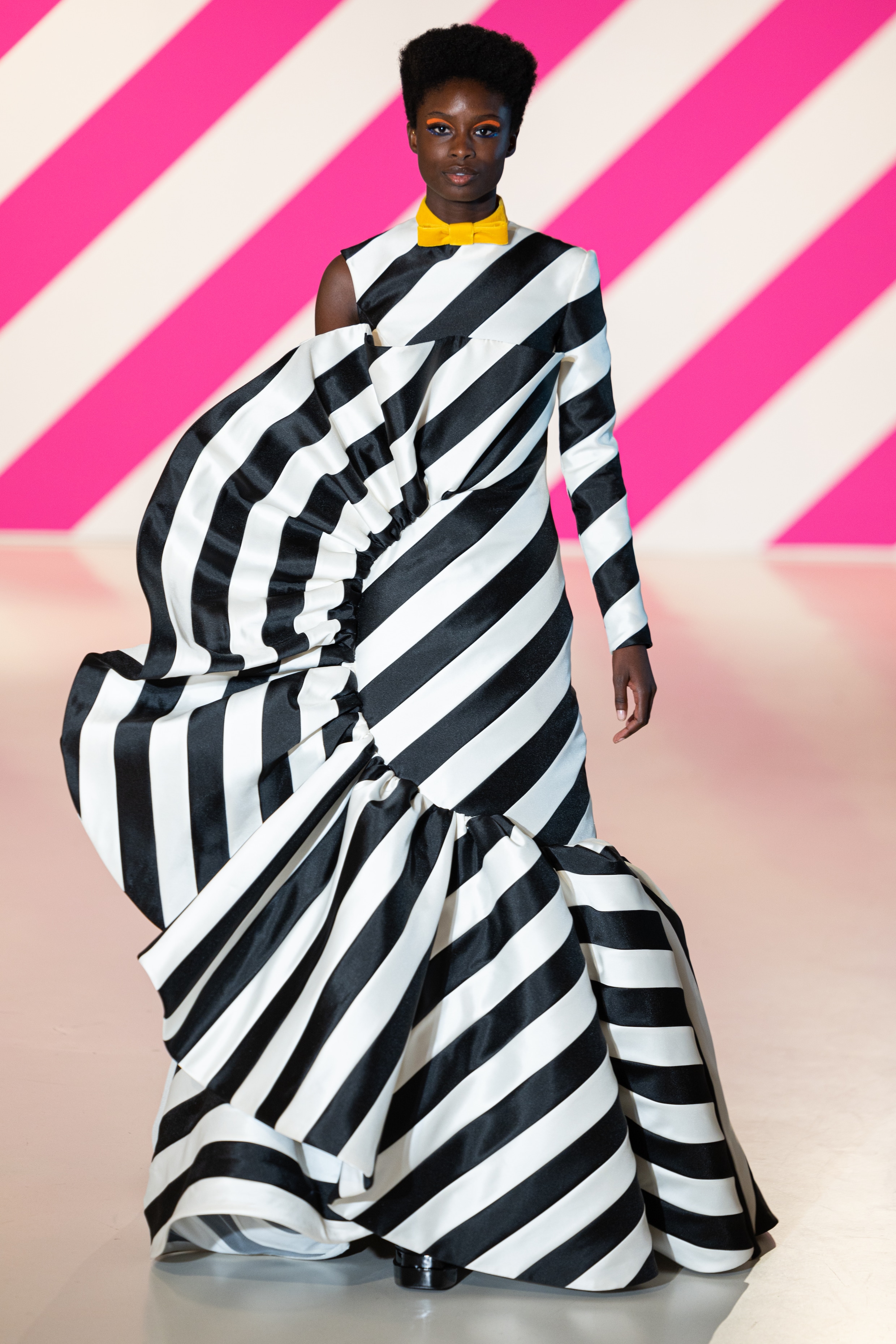 De Amsterdam Fashion Week borrelt en bruist, maar is niet scheutig met ...