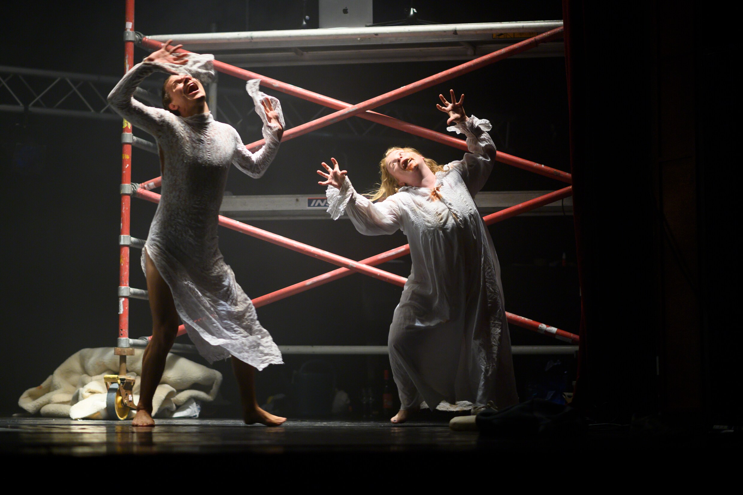 Mr. Steel your world is knappe mix van documentaire en vampierenhorror ...