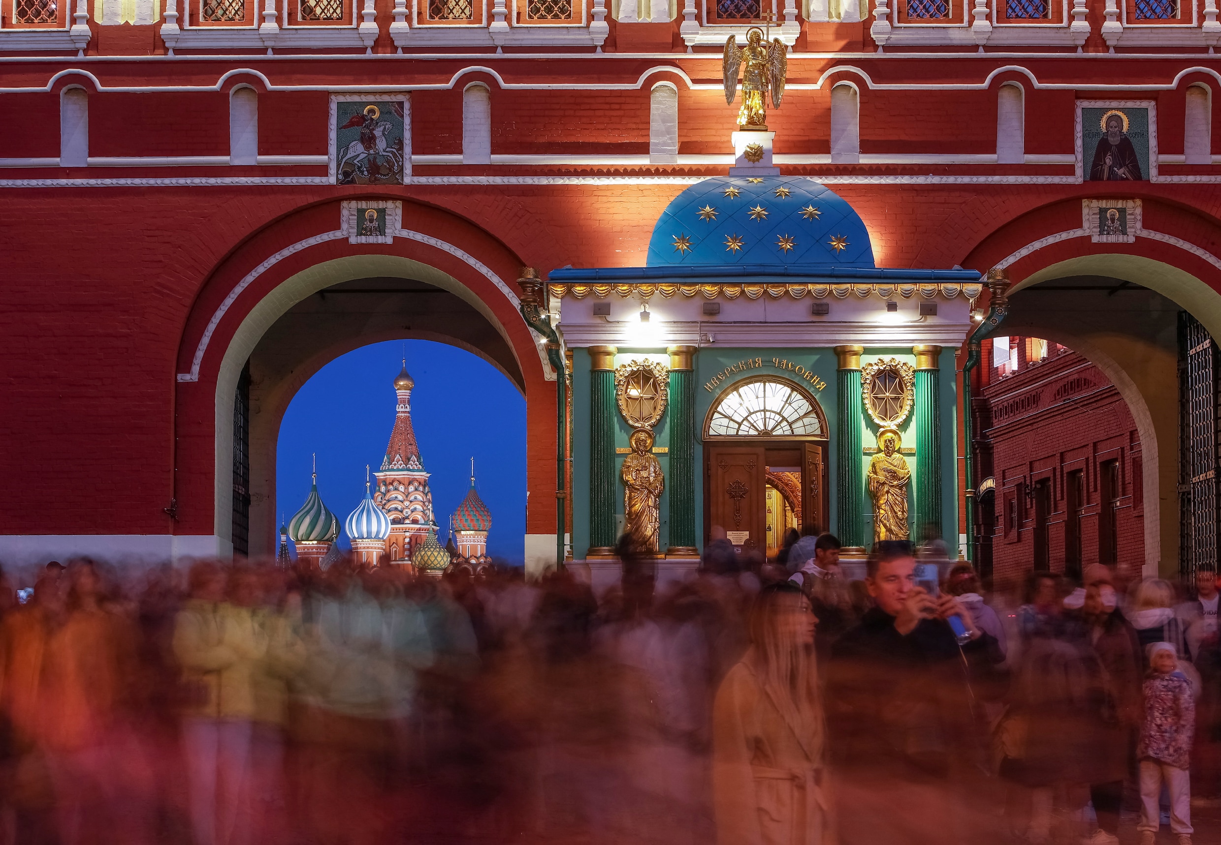 Moskou viert feest, terwijl een enkeling naar de stembus gaat en de ...