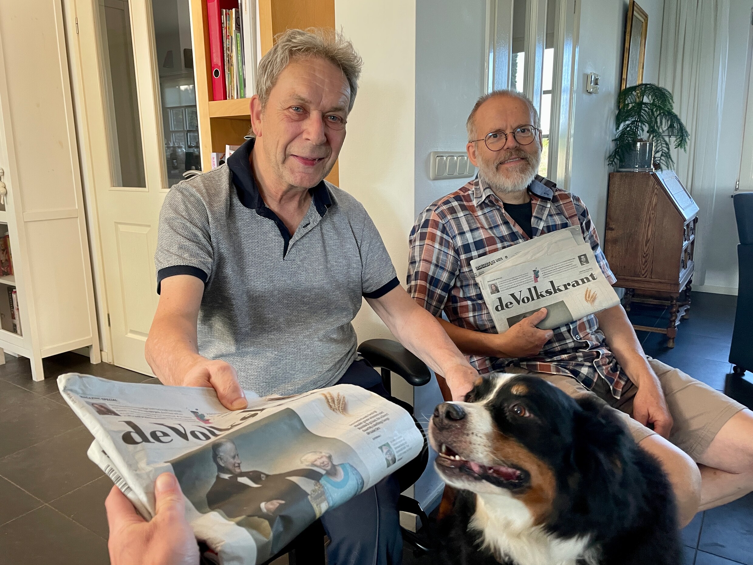 Gidi Heesakkers bezorgt de krant na bij buurmannen Sjaak Sluiters en ... Gidi Heesakkers bezorgt de krant na bij buurmannen Sjaak Sluiters en ...