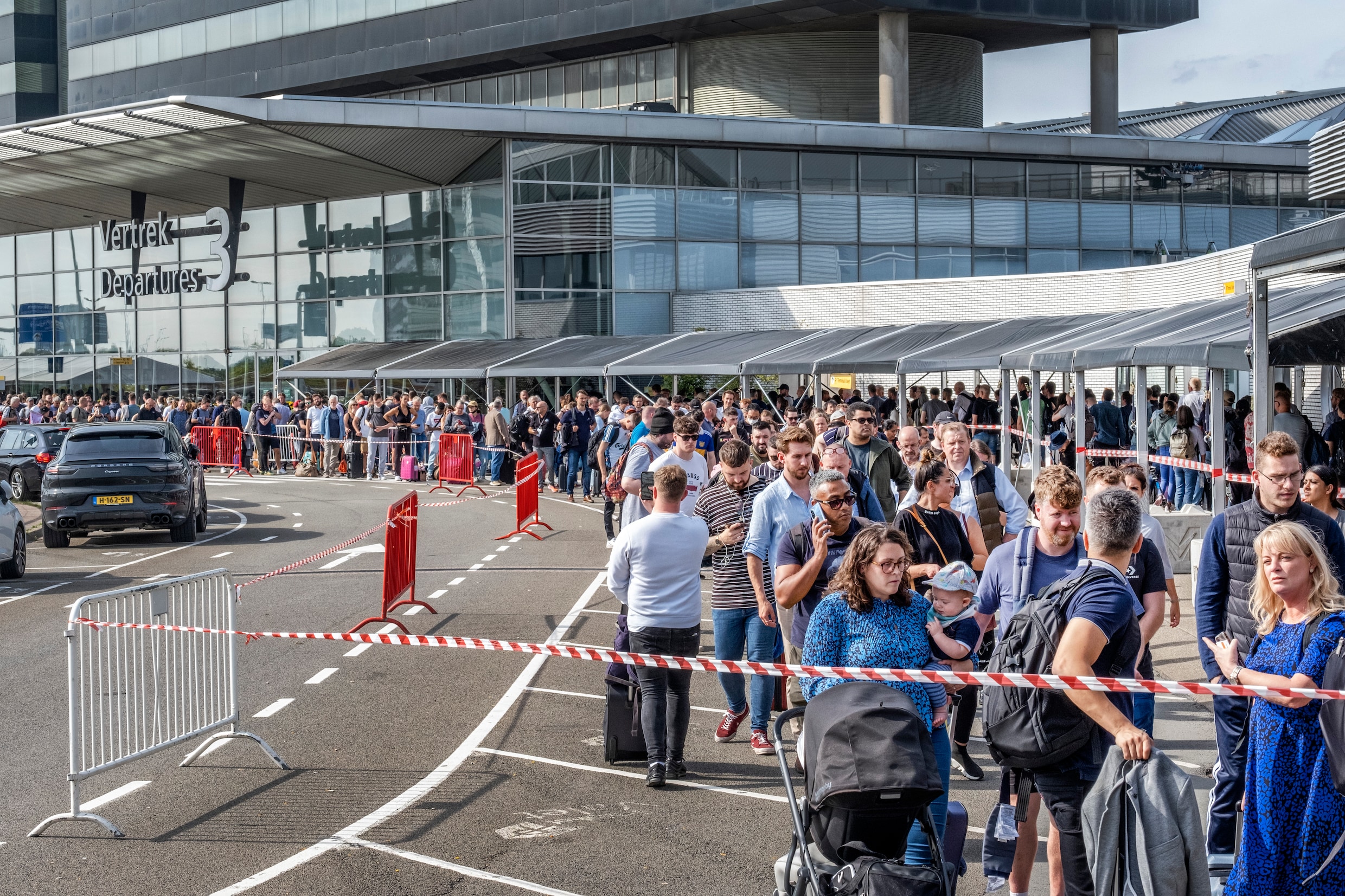 De zomer is voorbij en we staan toch weer urenlang in de rij. Wat moet ...